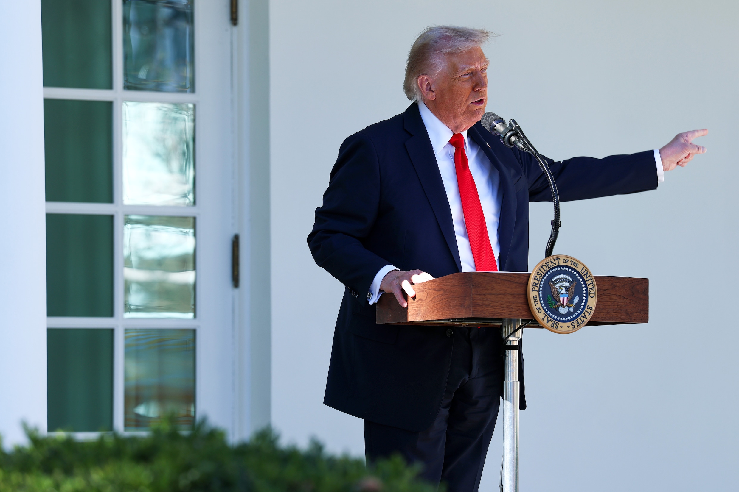 Live - Trump ziet voorlopig af van troepeninzet in San Francisco op ...