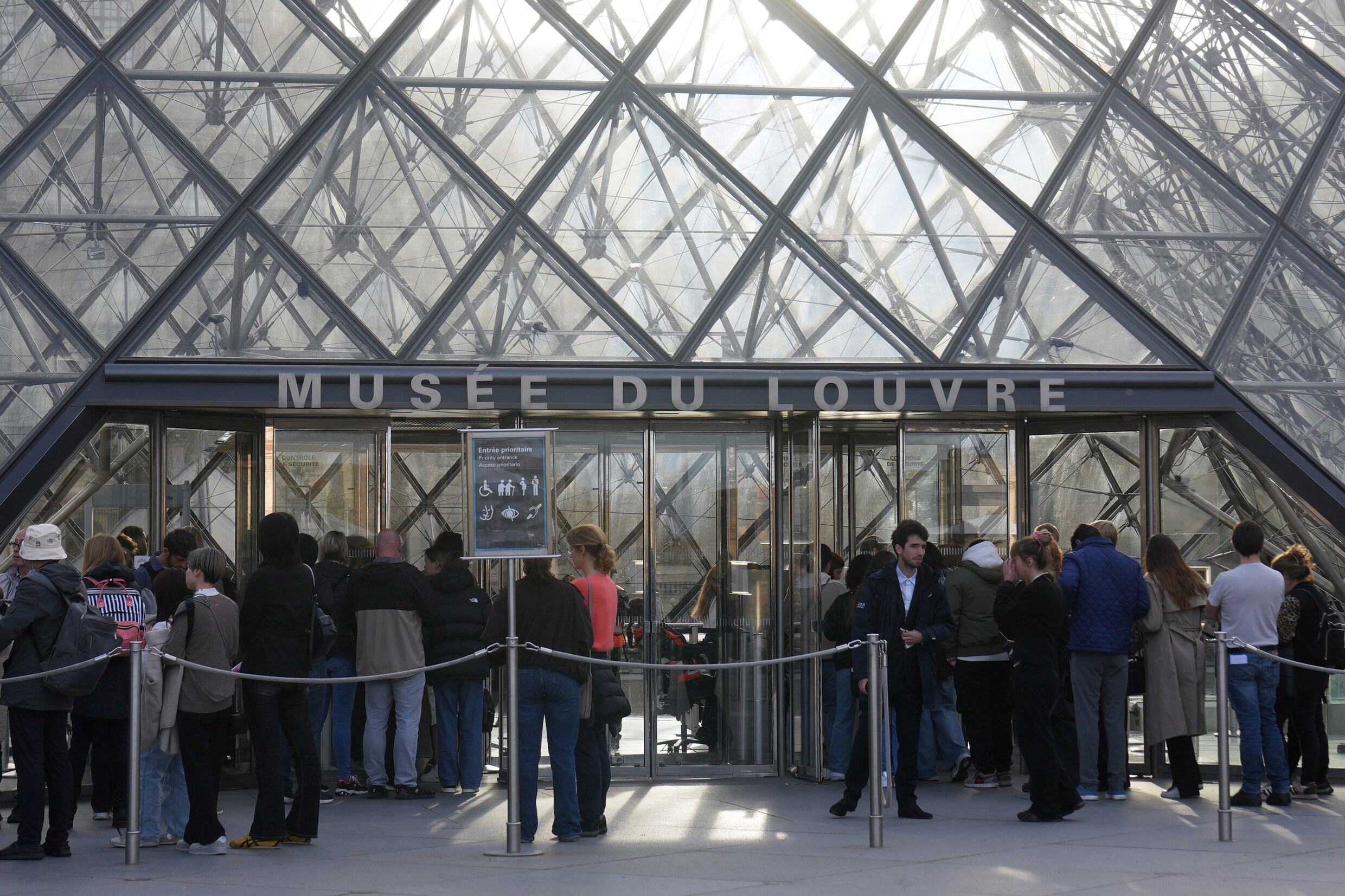 Louvre drie dagen na miljoenenroof van historische sieraden opnieuw ...