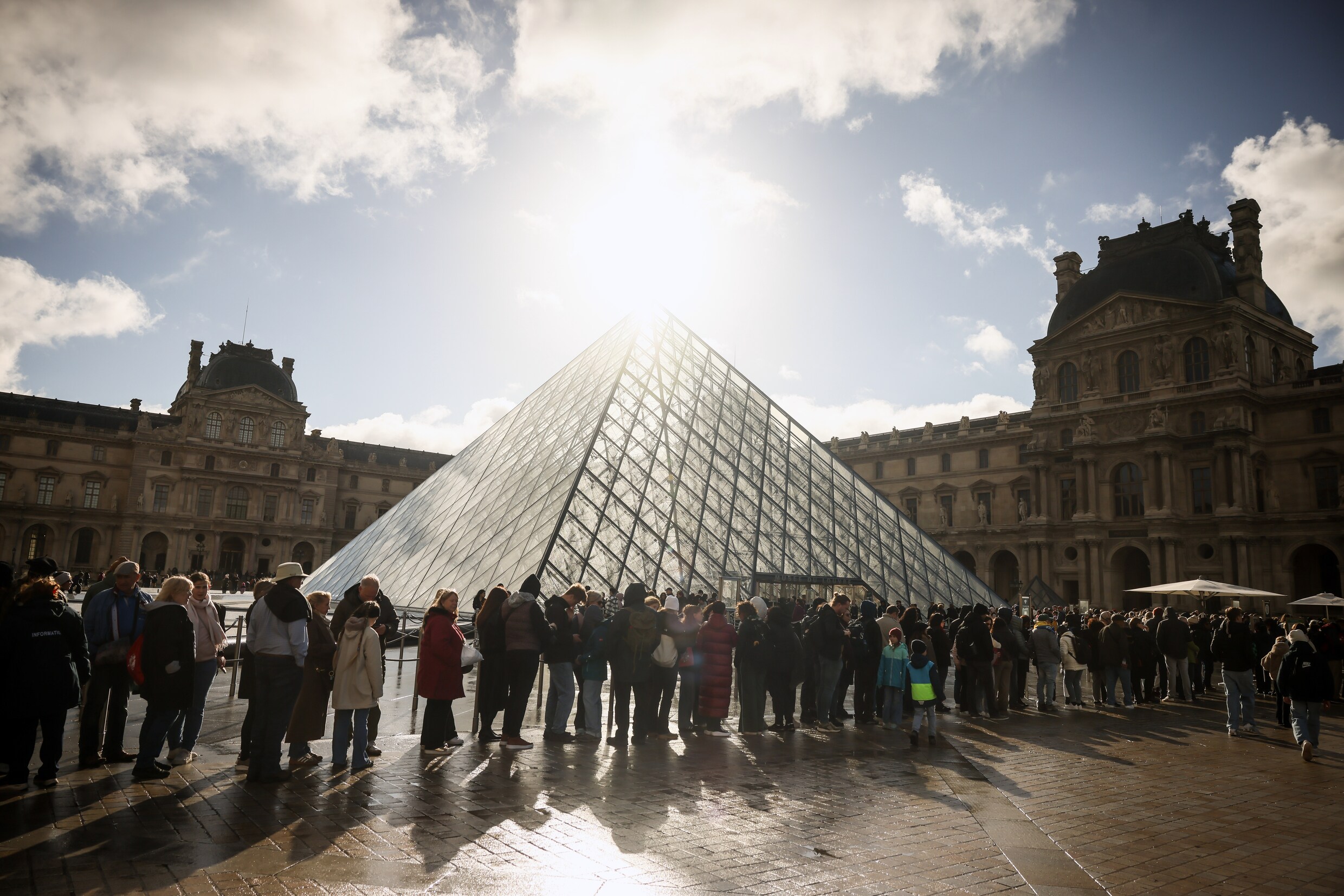 Vijf nieuwe verdachten opgepakt voor juwelenroof in het Louvre | De Morgen
