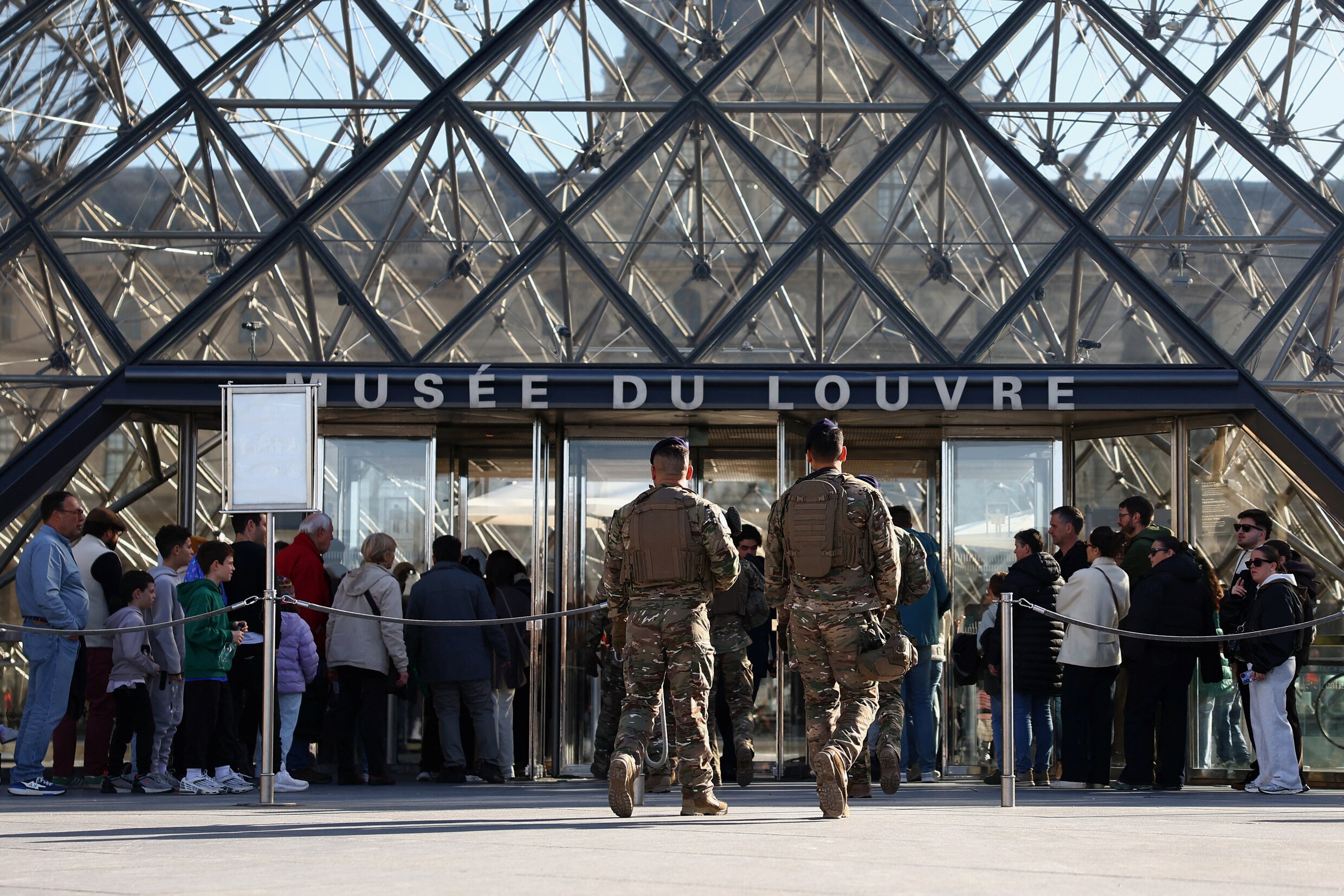 Drie verdachten van overval Louvre vrijgelaten, twee andere officieel ...