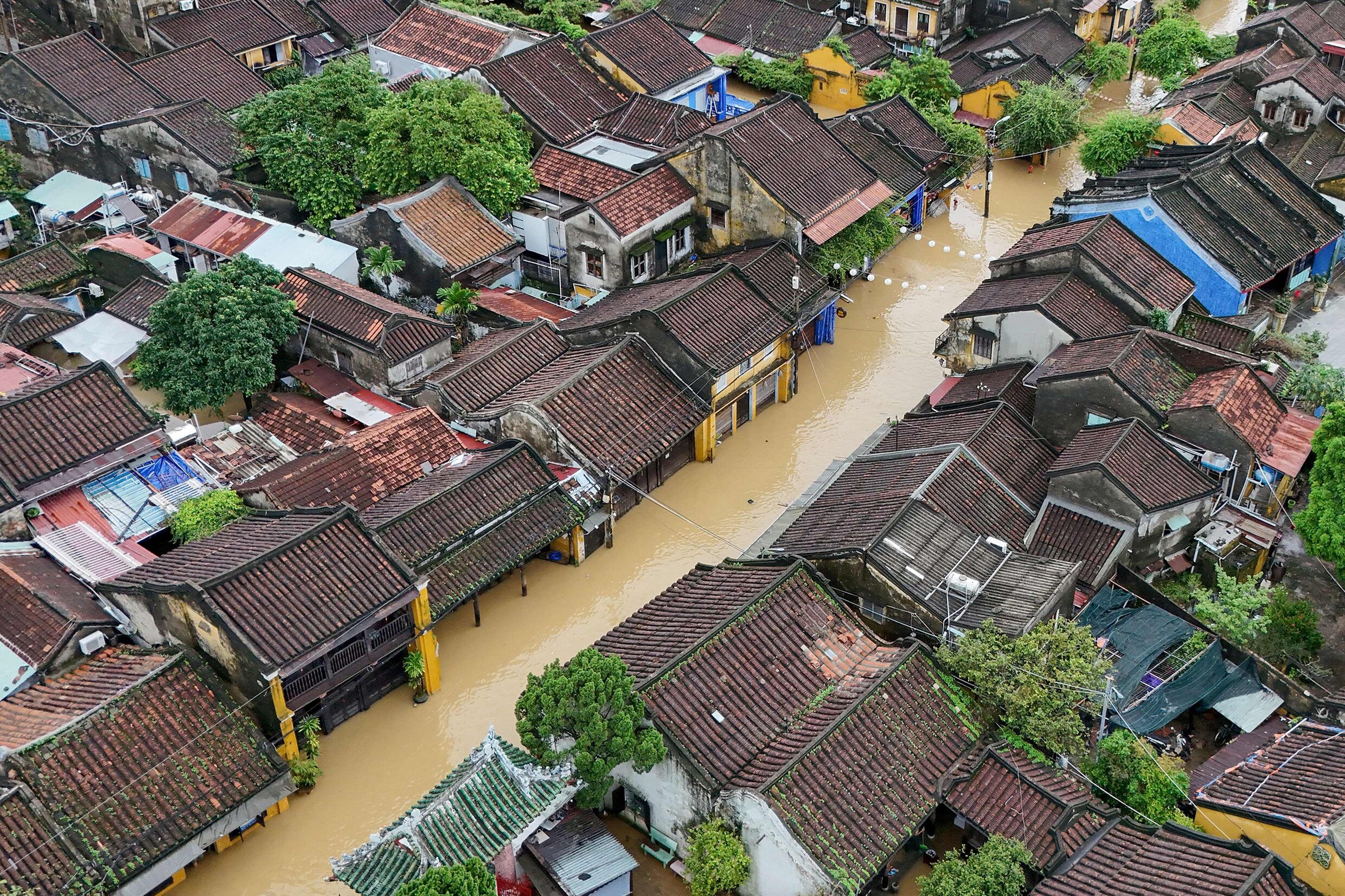 Extreme regenval verandert straten in kanalen in centraal Vietnam: meerdere doden, ook elf ...