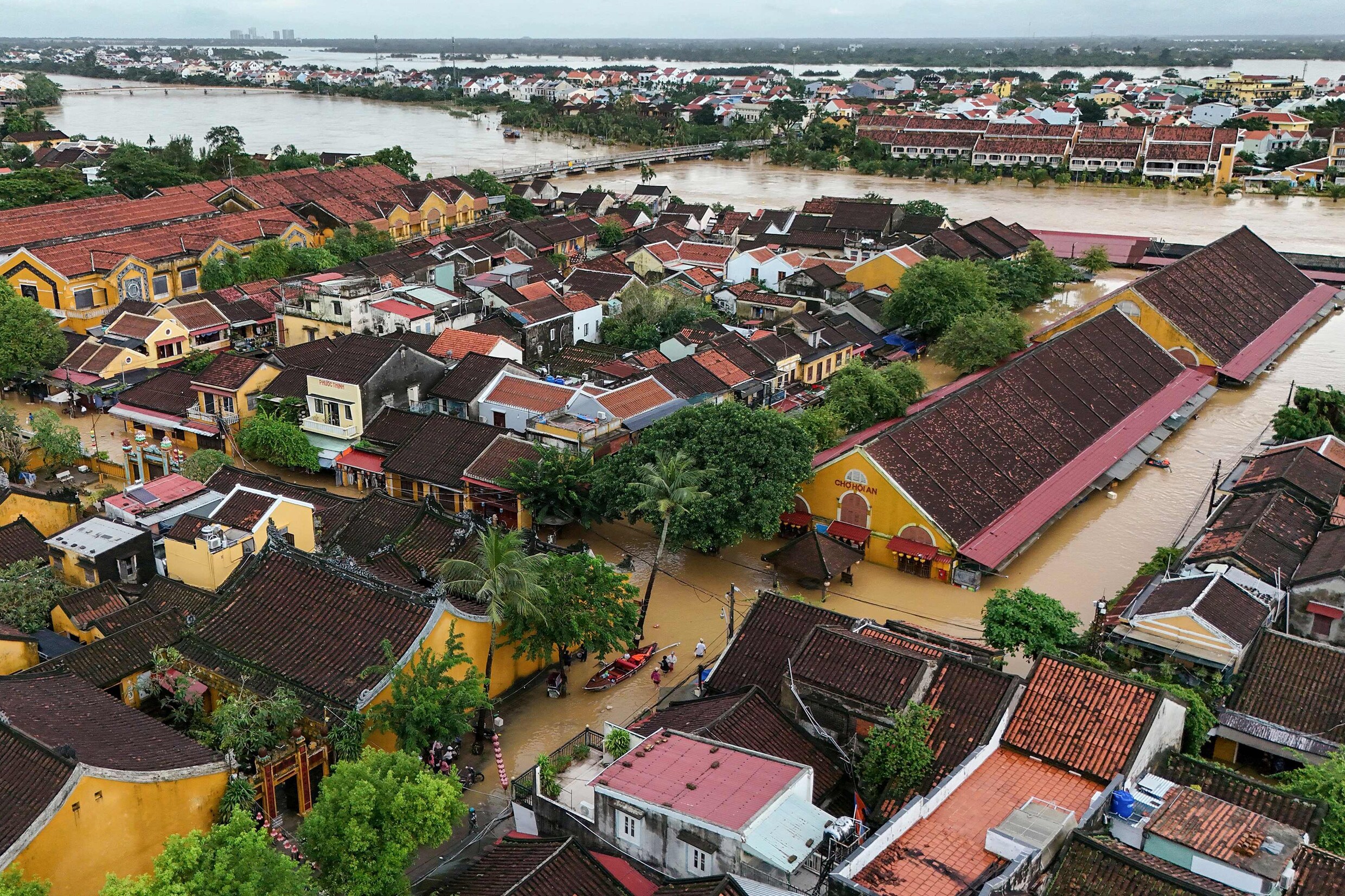 Extreme regenval verandert straten in kanalen in centraal Vietnam: meerdere doden, ook elf ...