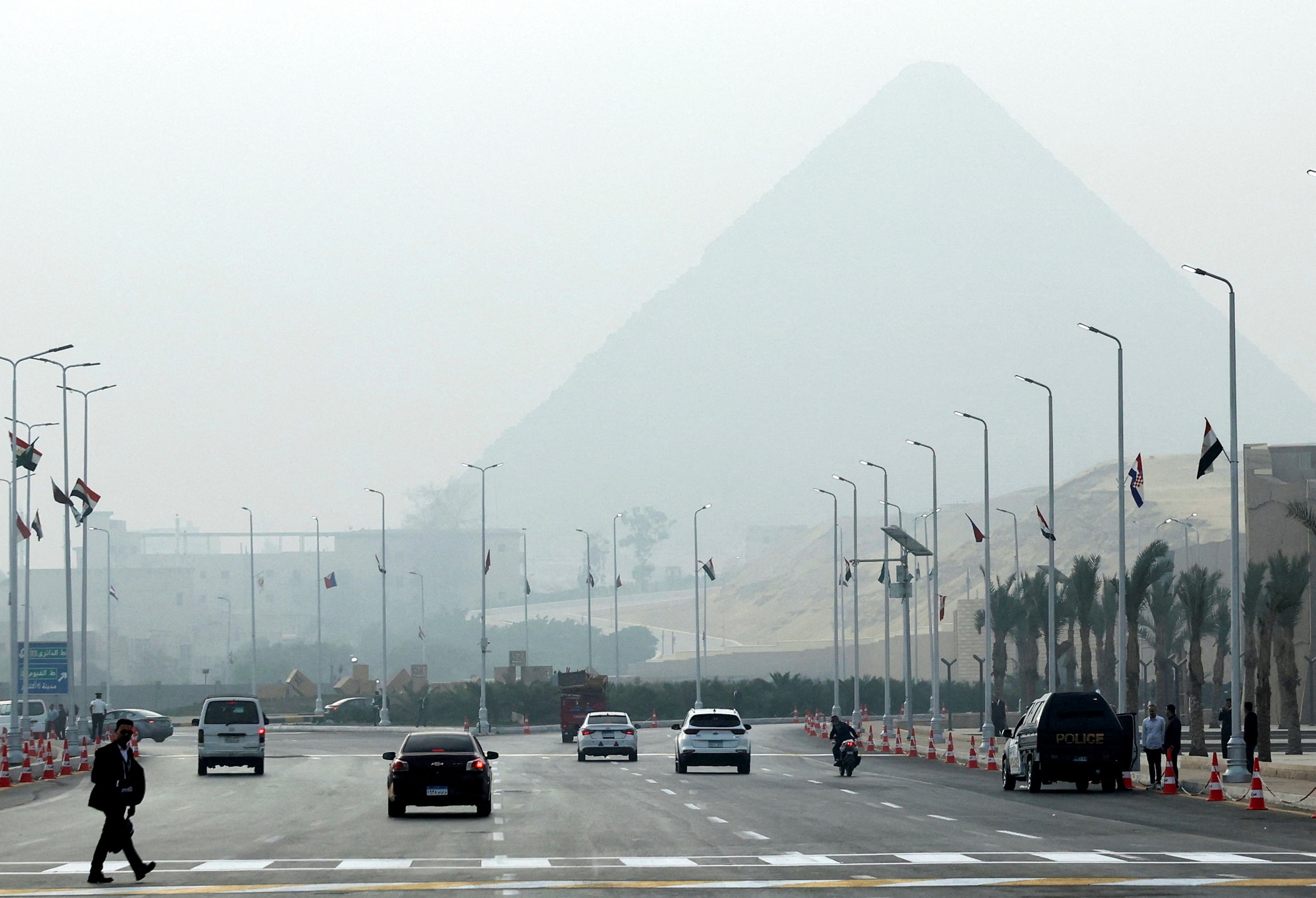 Belgisch gebouwde Grand Egyptian Museum in Caïro opent de deuren aan voet van piramides | De Morgen