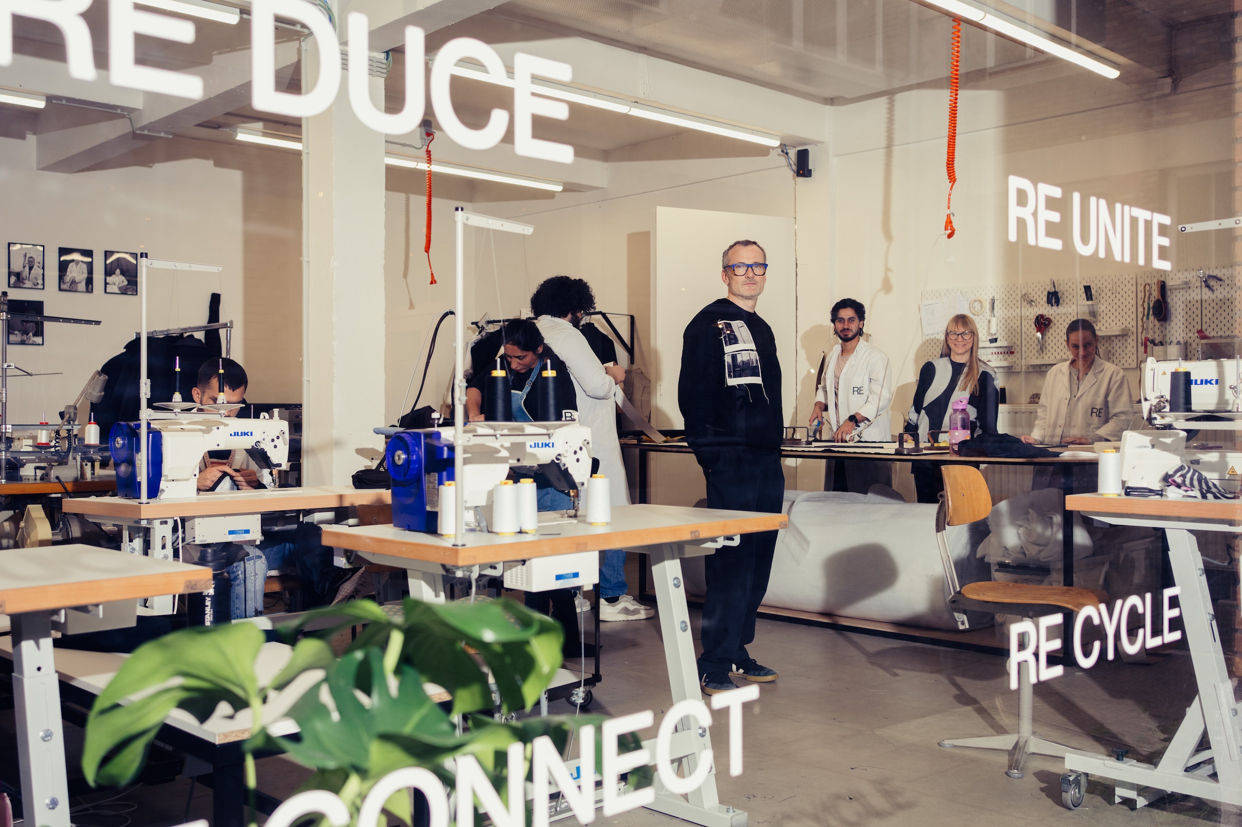 Zij maken nieuwe creaties van afdankertjes: ‘Een zak vol oude knopen ...