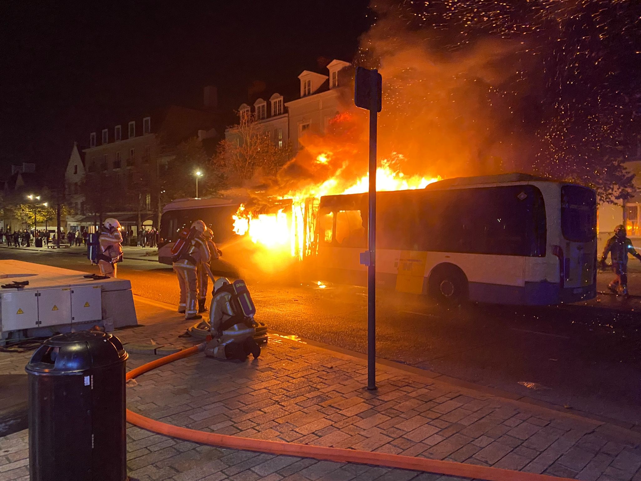 Supporter van FC Barcelona zet volle bus van De Lijn in Brugge in ...