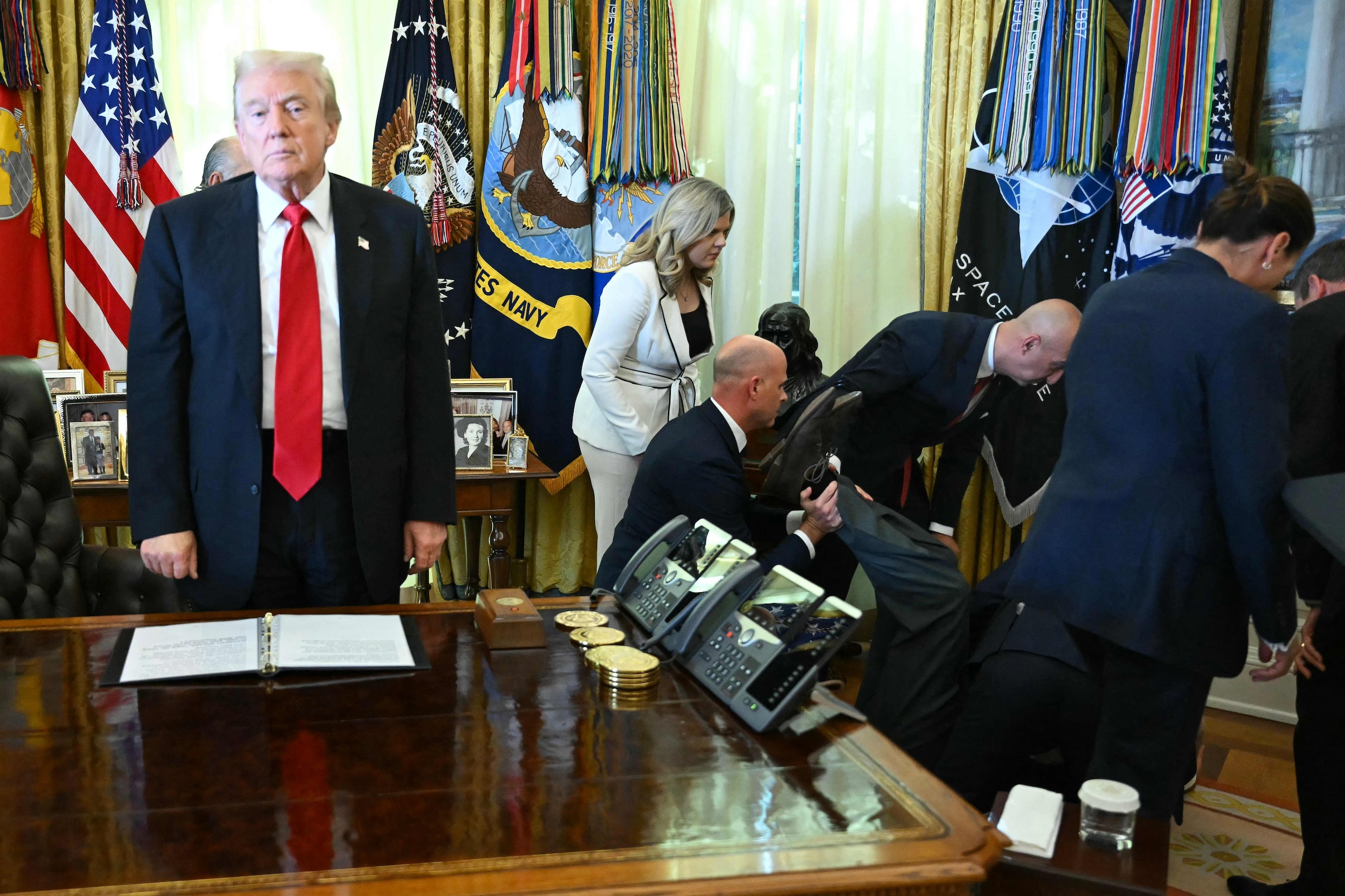 Man valt flauw in Oval Office, maar Trump helpt niet: ‘Perfecte ...