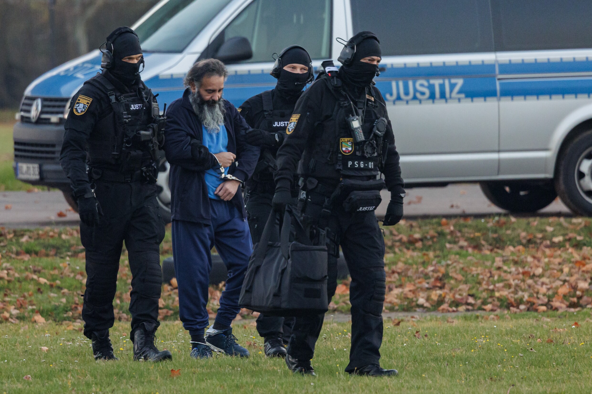 Dader aanslag kerstmarkt Maagdenburg maakt show van eerste procesdag en ...