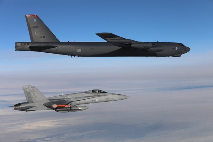 Een duidelijk signaal aan Poetin: iconische Amerikaanse B-52 ‘doomsday ...