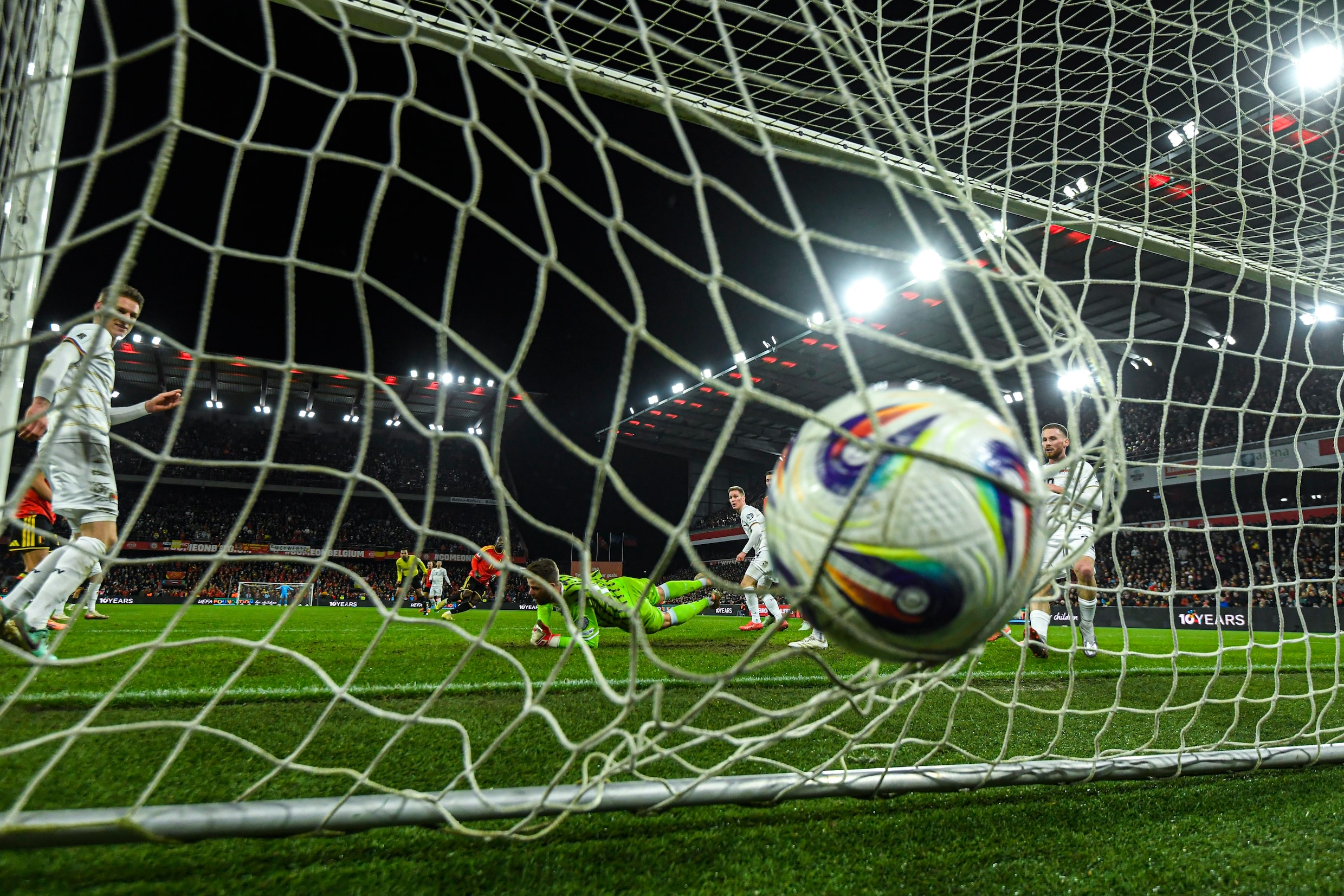 Rode Duivels plaatsen zich voor WK met klinkende thuiszege tegen ...