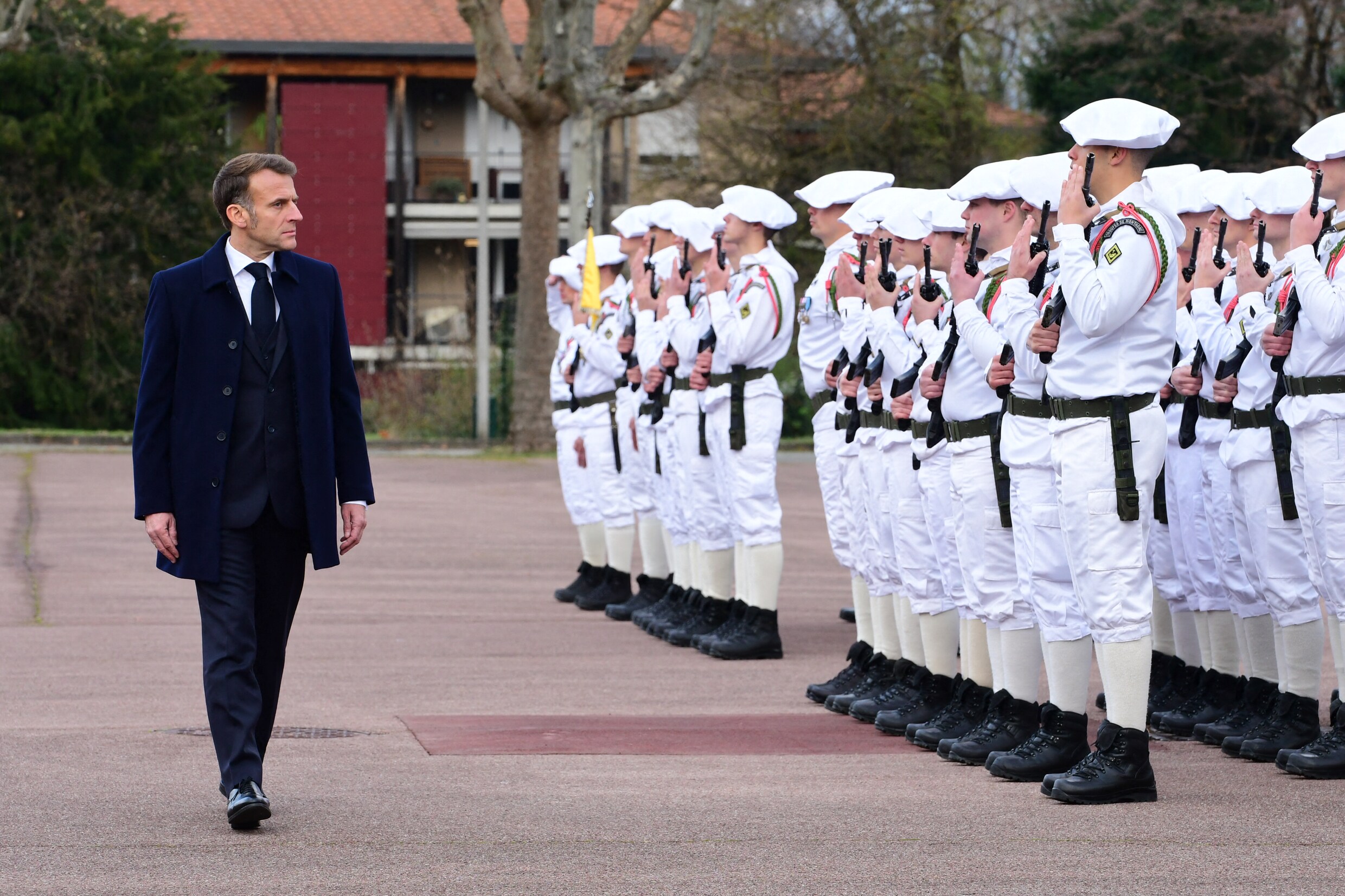 Macron hoopt op 50.000 jongeren in vrijwillige militaire dienst ...