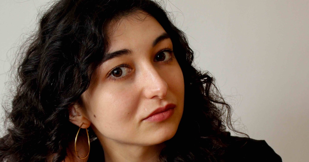 Mira Aluç aan de haal met debuutprijs Bronzen Uil voor ‘Sprokkelaars ...