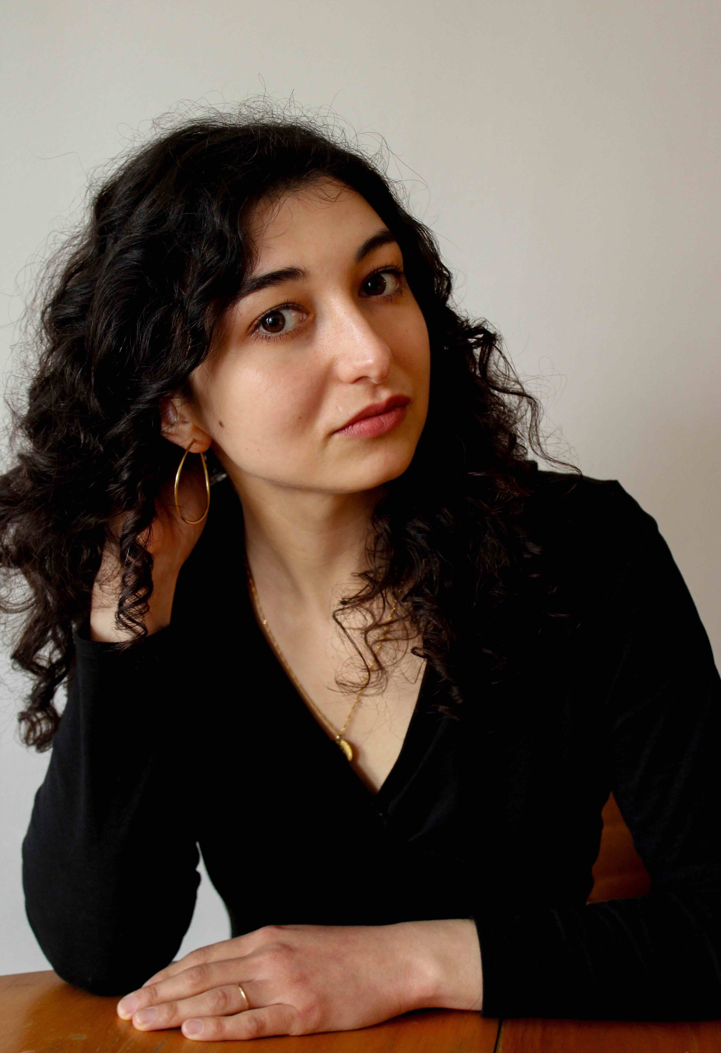 Mira Aluç aan de haal met debuutprijs Bronzen Uil voor ‘Sprokkelaars ...