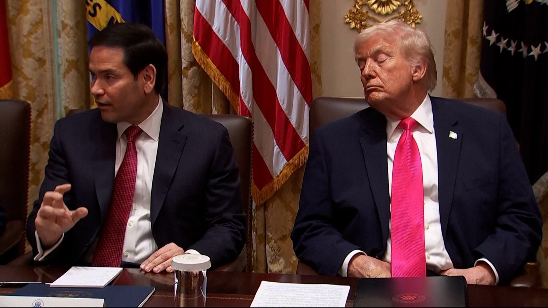 Viel de Amerikaanse president Donald Trump drie keer in slaap tijdens ...