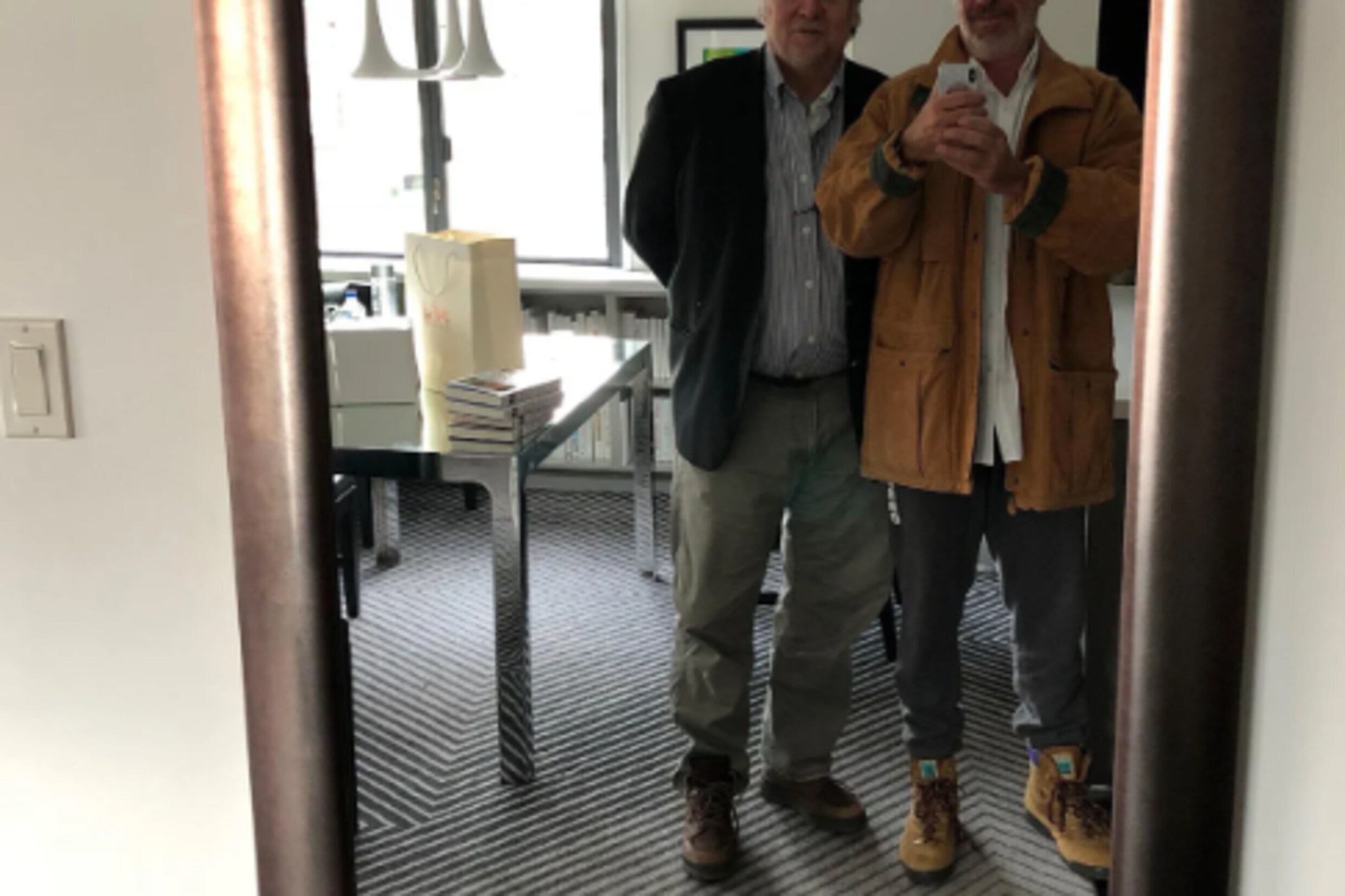 Democraten publiceren 19 nieuwe foto’s uit privéarchief Epstein: Bill ...