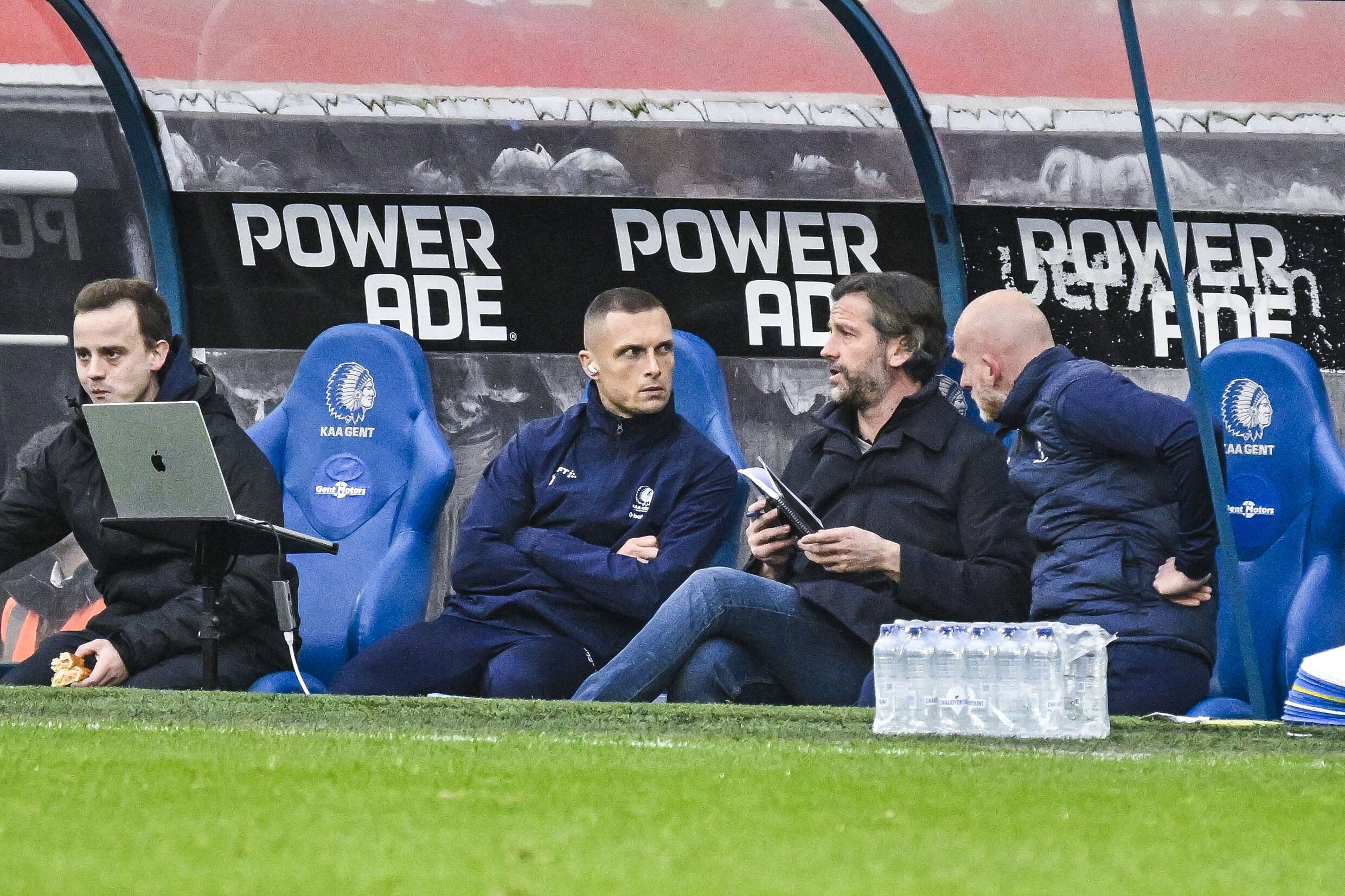 Slag om Vlaanderen tussen Club en Gent wordt ook naast het veld ...