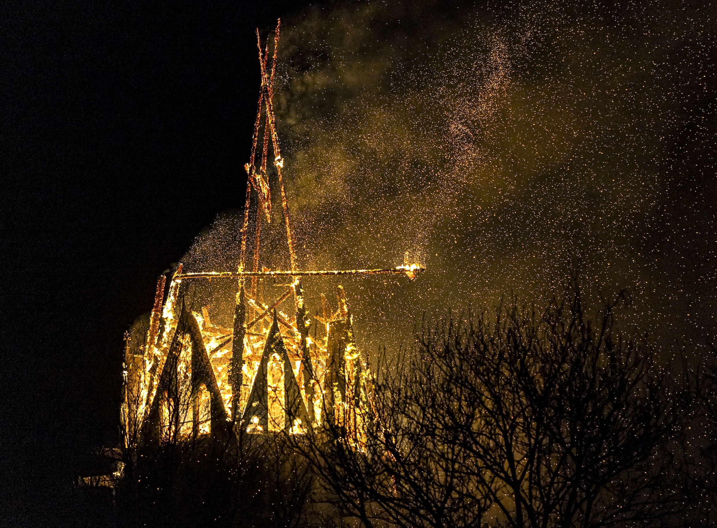 Bekende Vondelkerk in Amsterdam is ‘niet meer te redden’ na grote brand ...