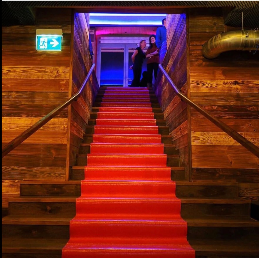 Live - Familie van overleden serveerster Crans-Montana spreekt ...