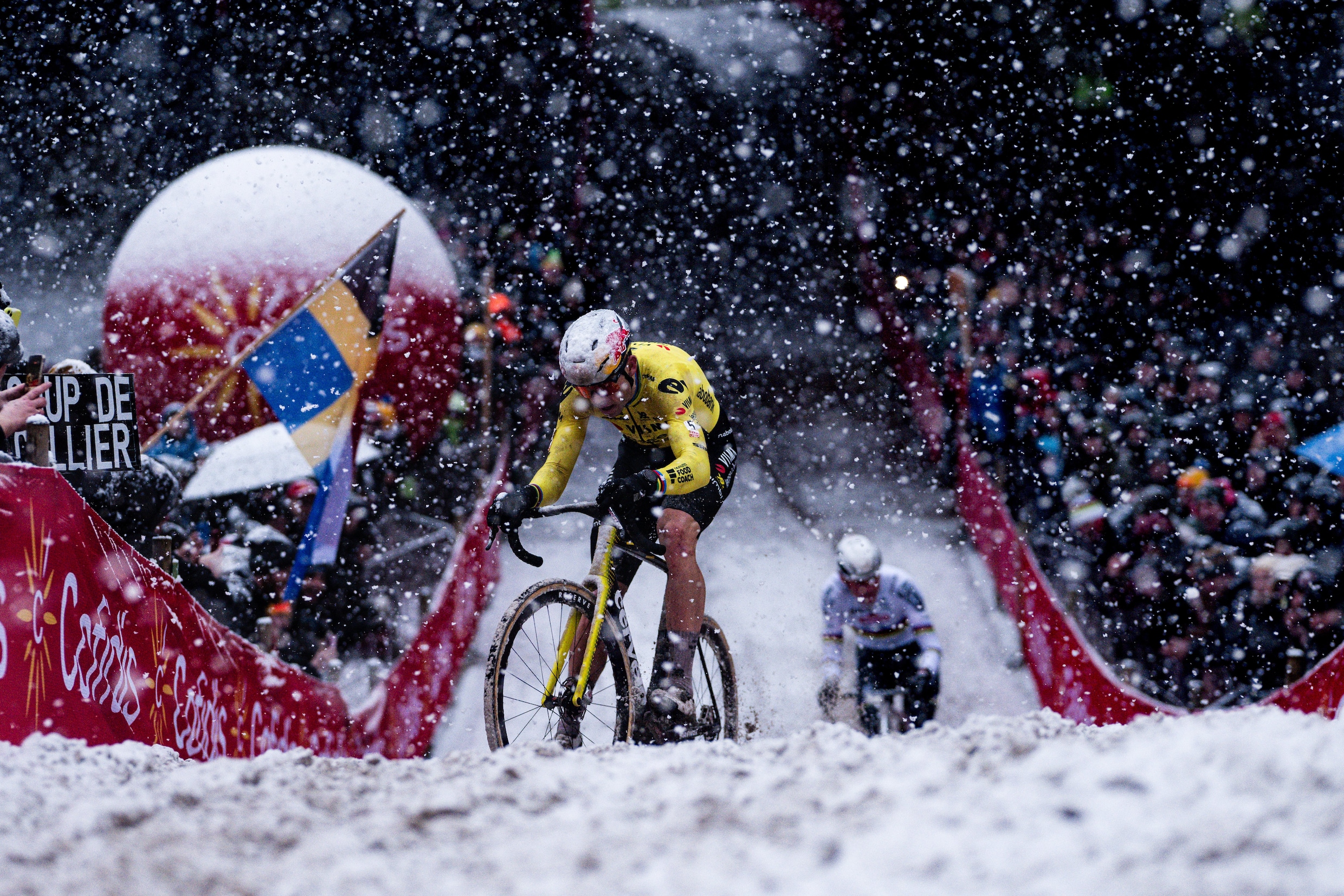 Wout van Aert loopt na val in Mol kleine breuk in enkel op ...
