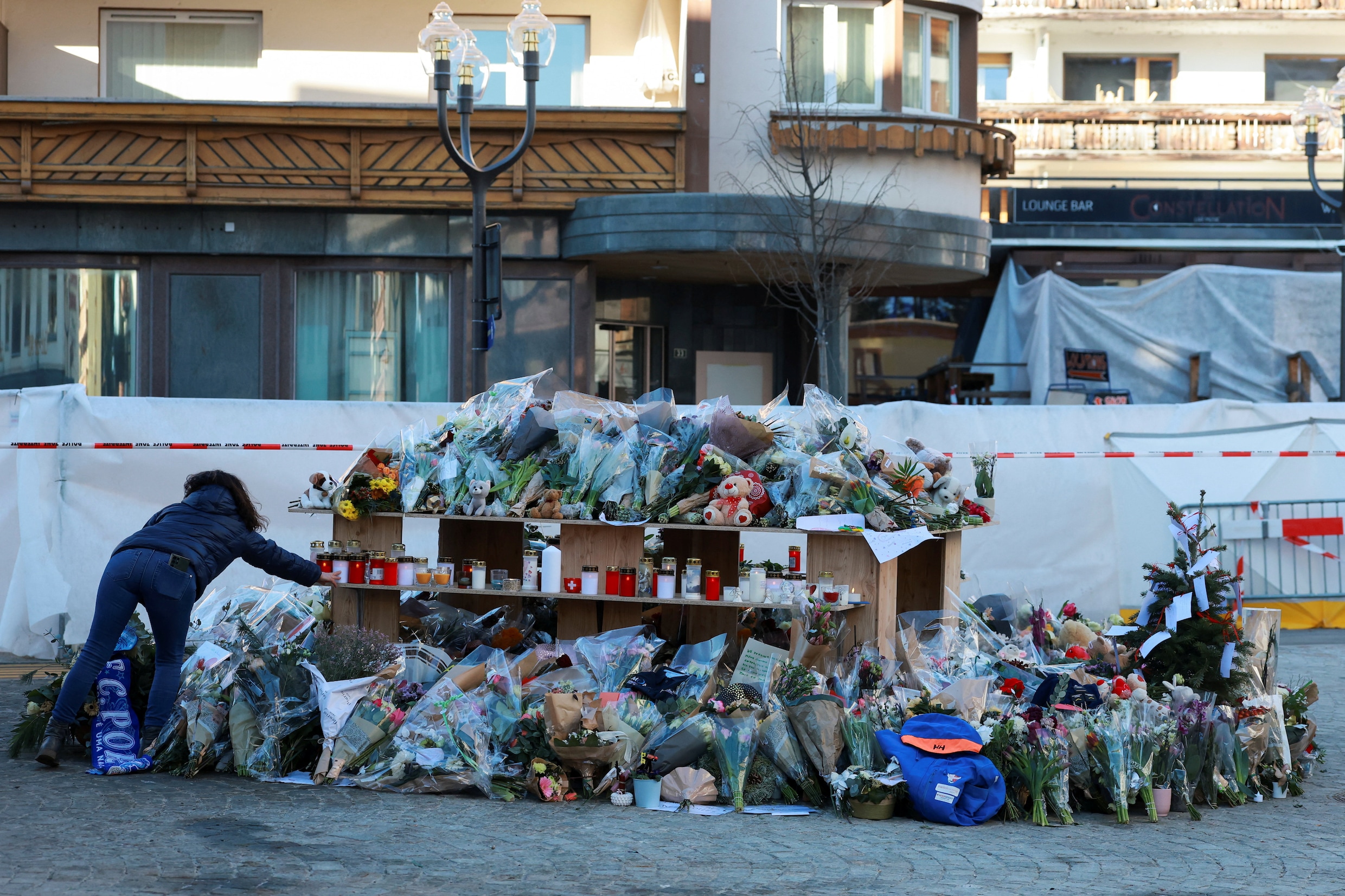 Live - Strafrechtelijk onderzoek naar managers van bar Zwitserse brand ...