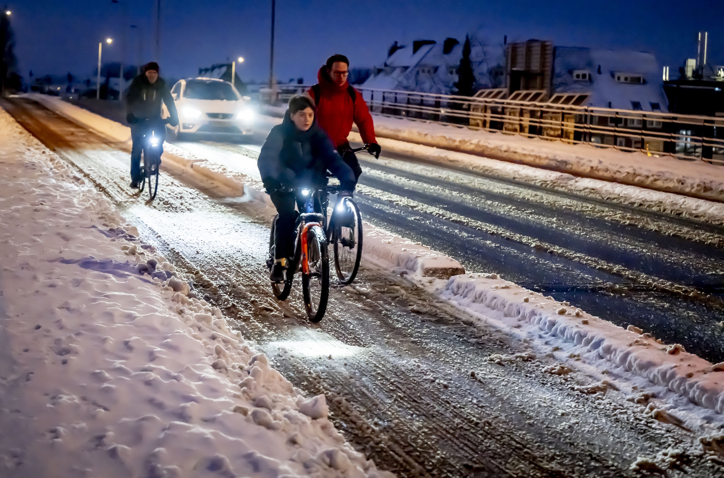Uitkijken op de wegen: KMI schaalt op naar code oranje voor gladheid ...