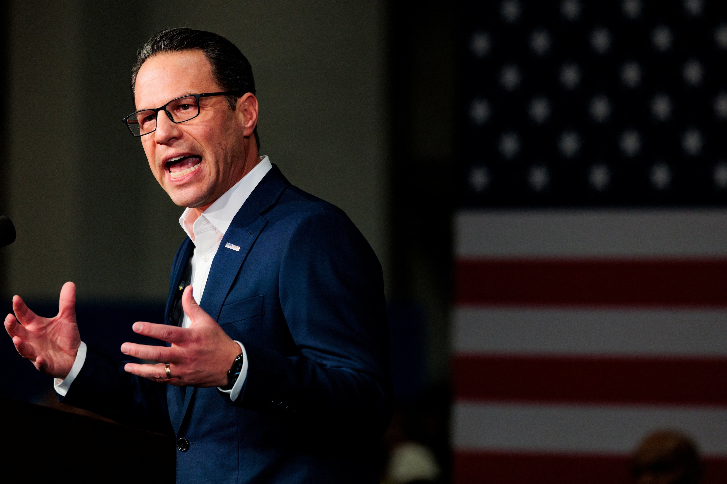 Live - Gouverneur die geen running mate werd van Harris haalt uit: ‘Ze ...