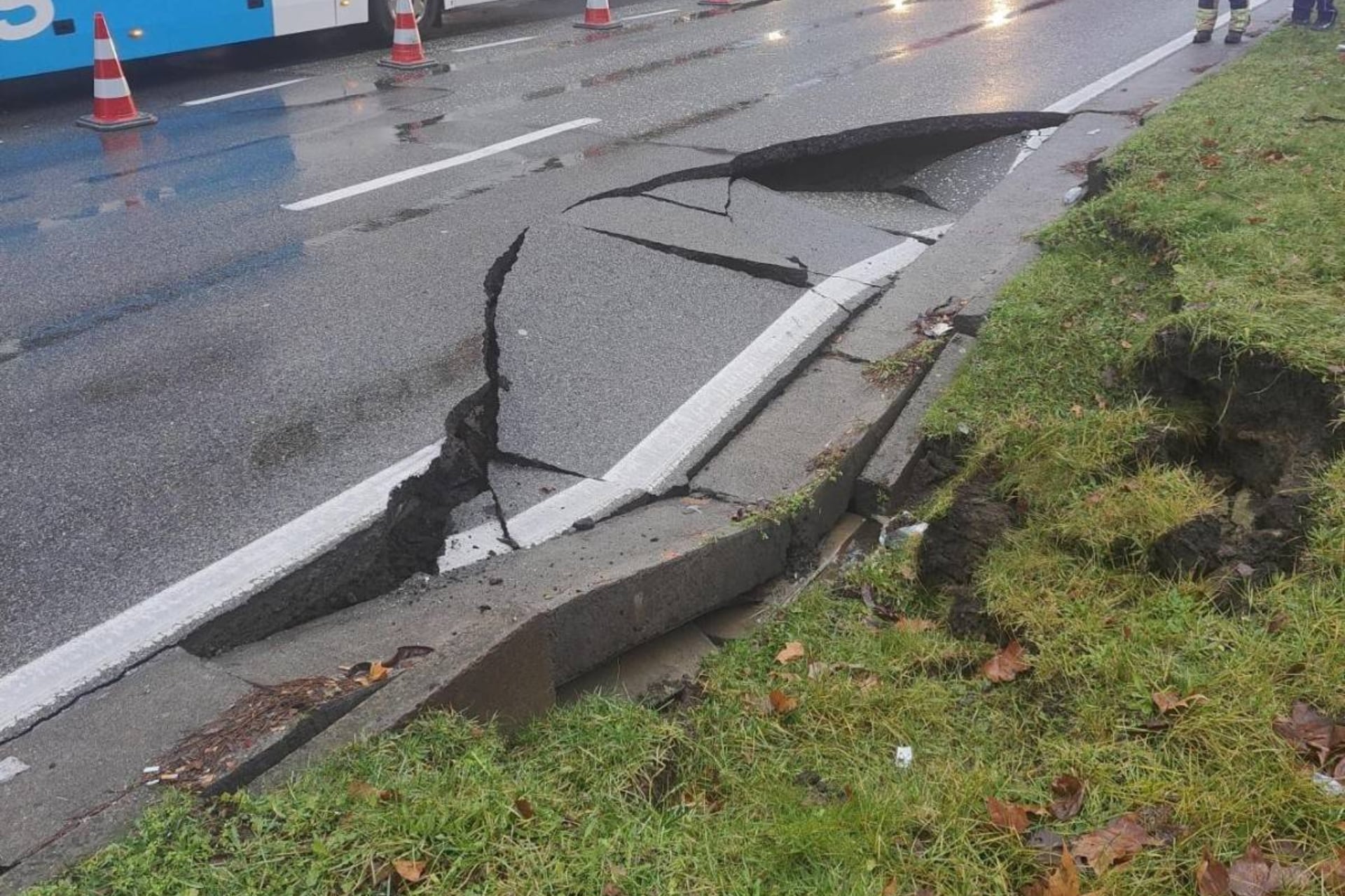 Groot zinkgat op stadsring Gent: politie vraagt omgeving te vermijden ...