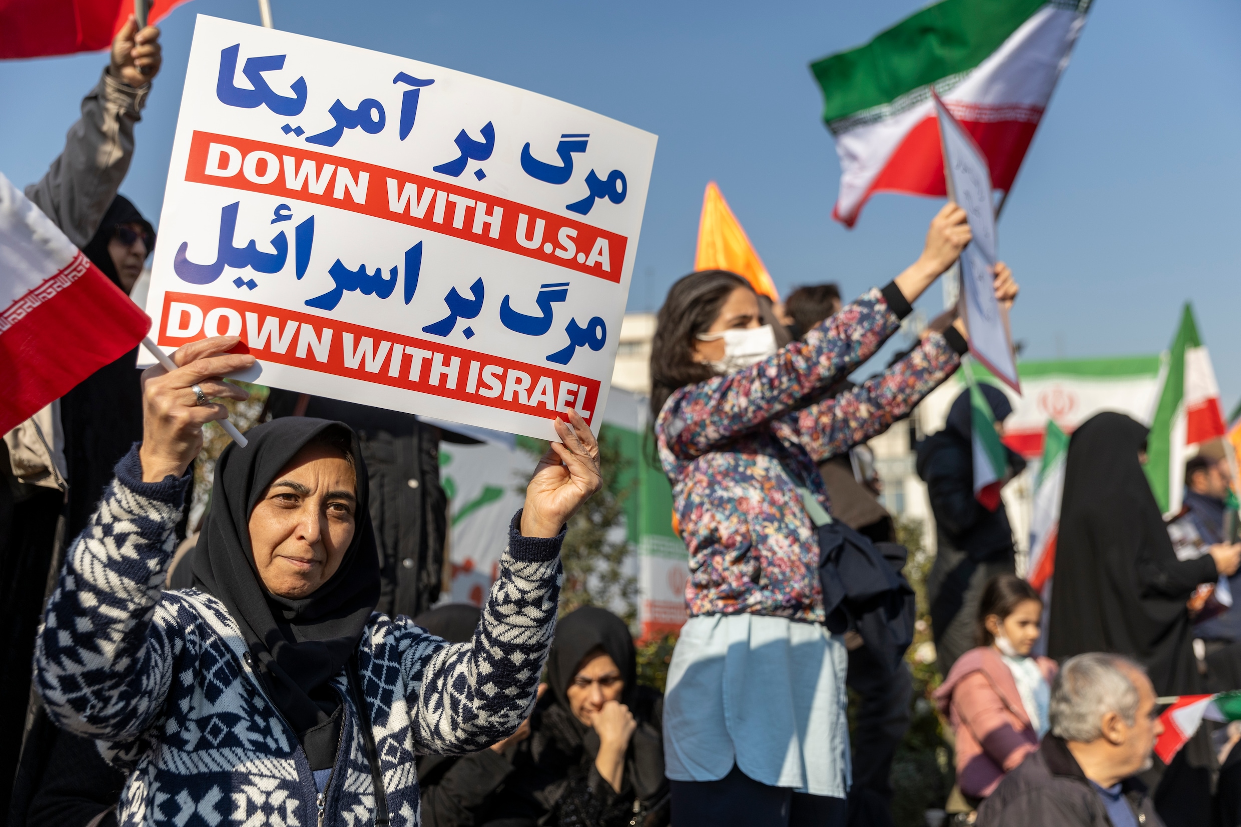 Luchtaanvallen op Iran, liquidatie leiderschap, cyberaanvallen: Trump ...