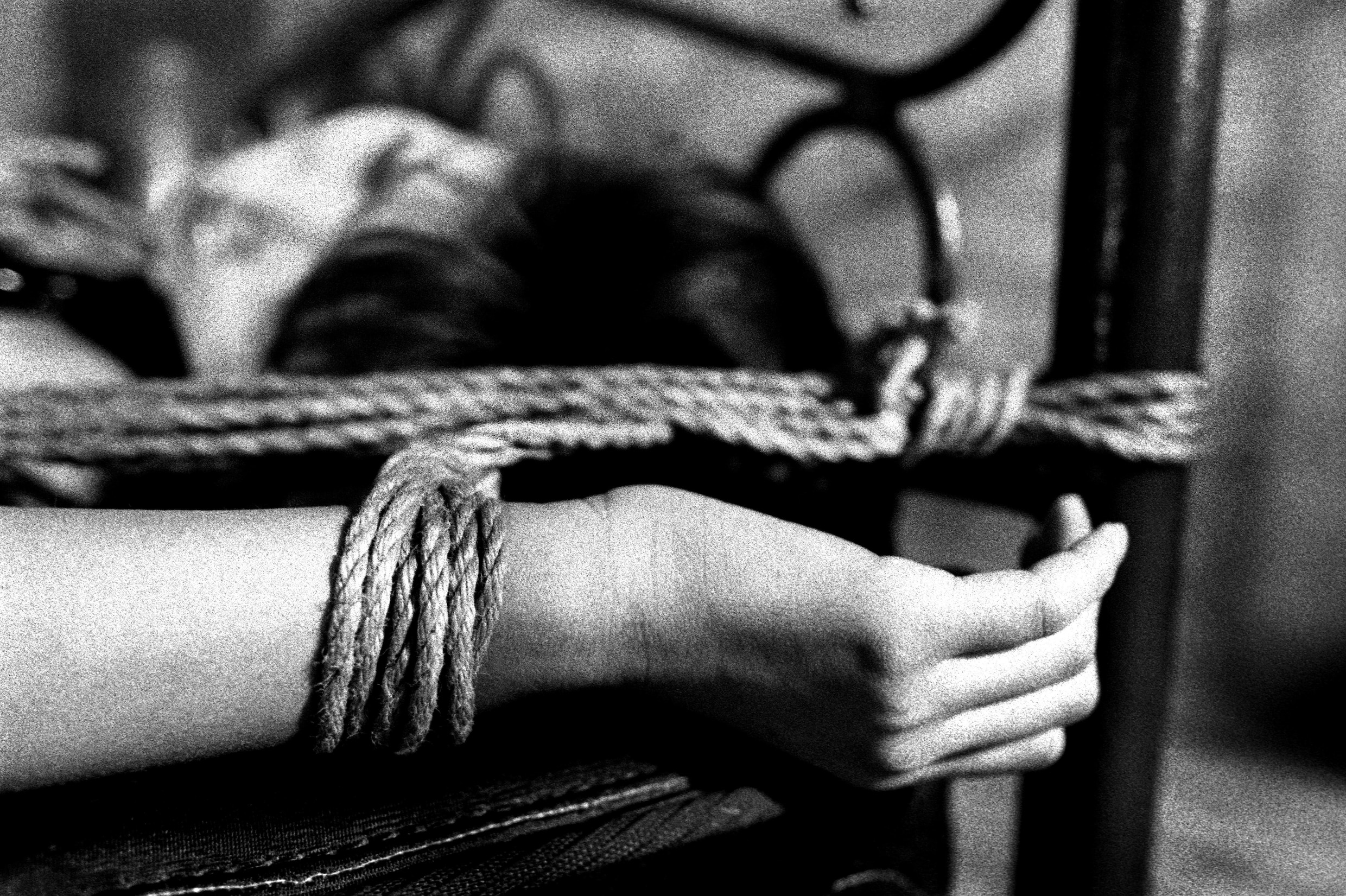 De knoop die moet worden ontward, is niet die van shibari, maar die van ...