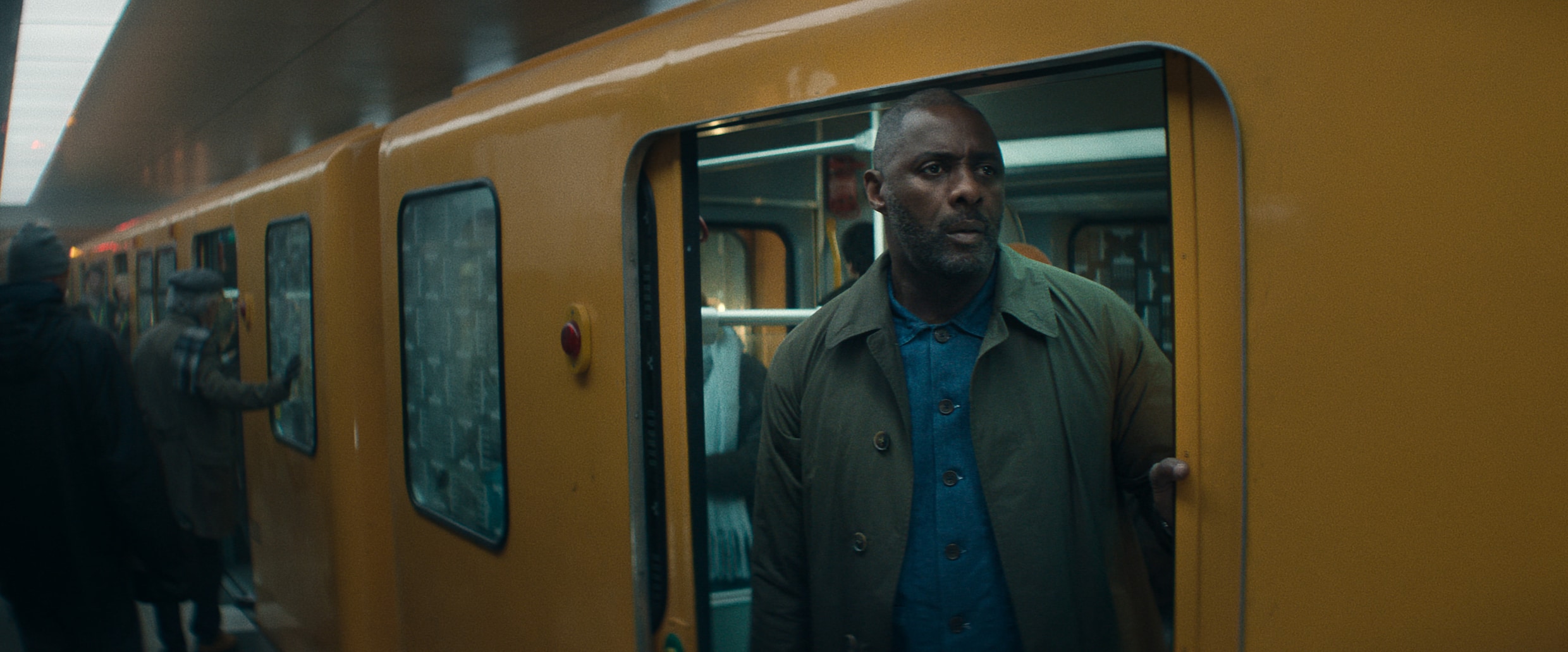 In ‘Hijack’ is Idris Elba opnieuw de verkeerde man in het verkeerde ...