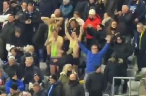 Drie Club Brugge-supporters gearresteerd in Borat-kledij wegens ‘gebrek ...