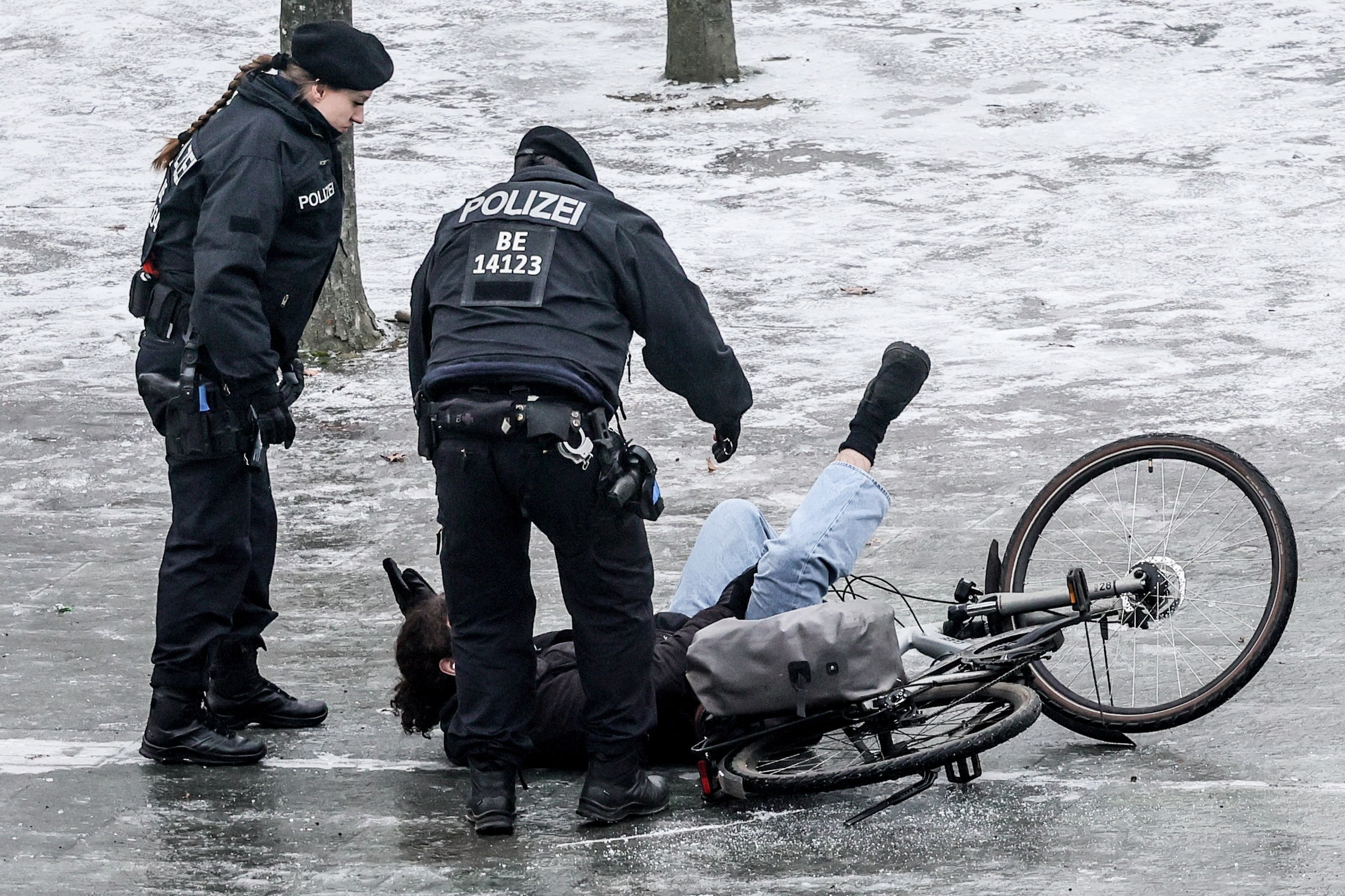 Berlijn glibbert de winterkou door. Bewoners die illegaal zout strooien ...