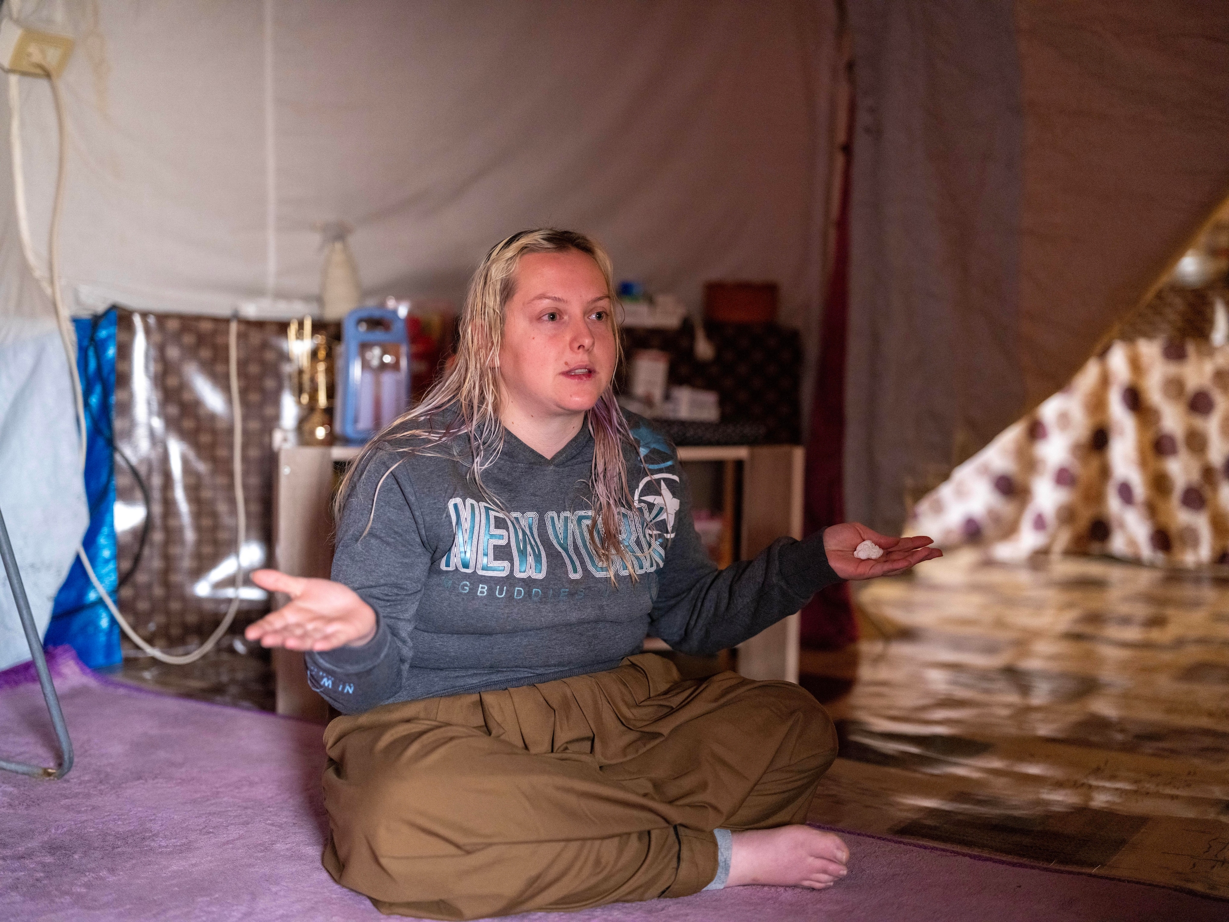 Op bezoek bij de ‘vergeten’ IS-vrouwen in de kampen in Syrië: ‘Ik wil ...