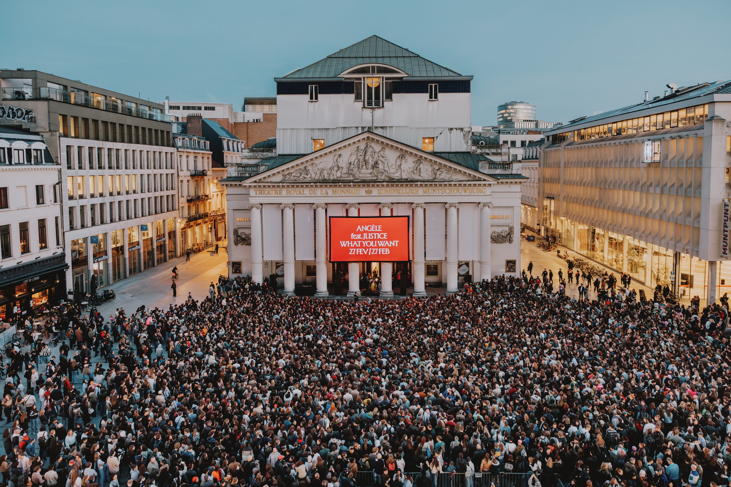 Bij het verrassingsevent van Angèle in Brussel: ‘Ze klinkt rauwer dan ...