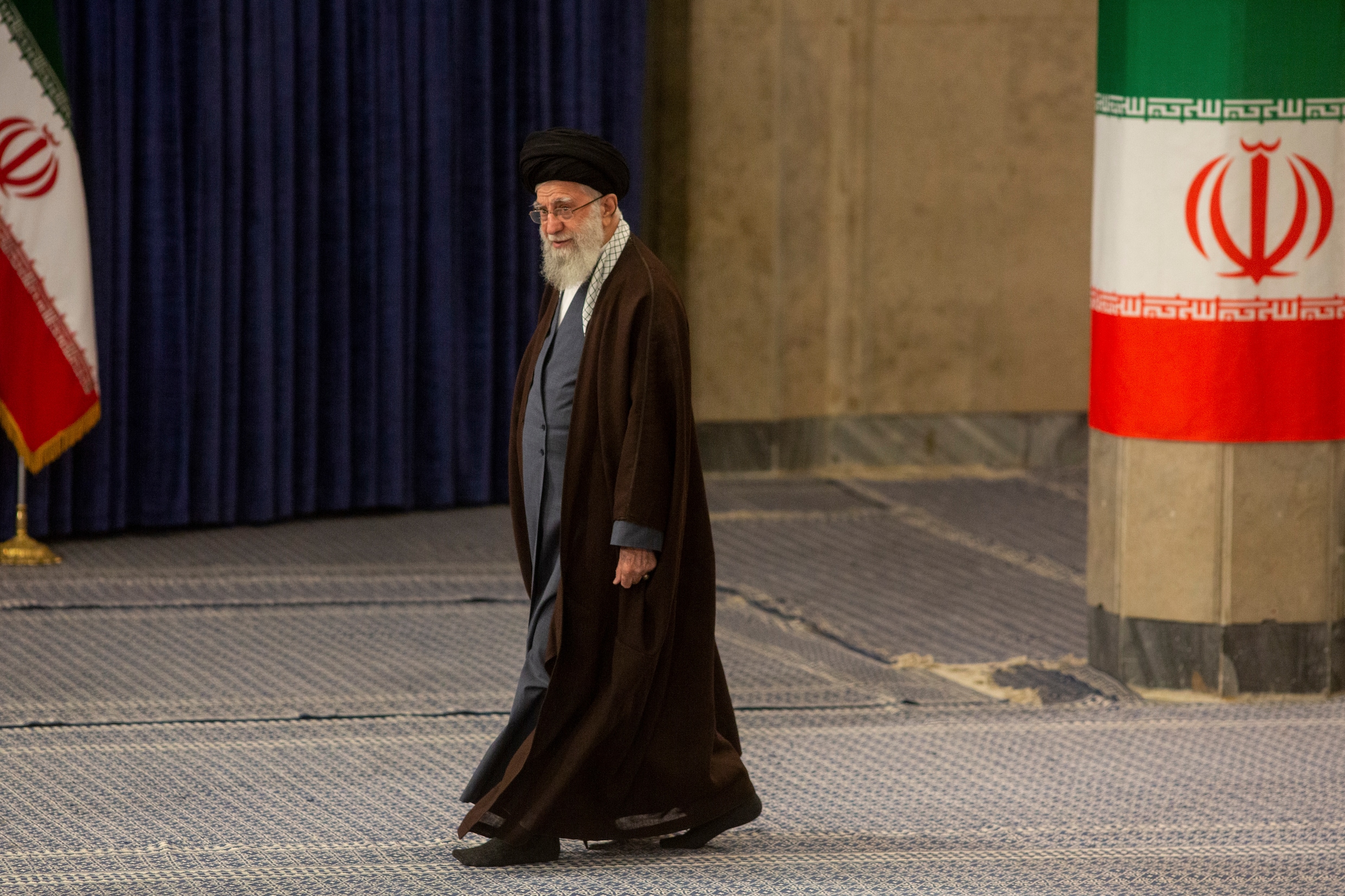 Wie was ayatollah Khamenei, die ruim dertig jaar schrikbewind voerde in ...