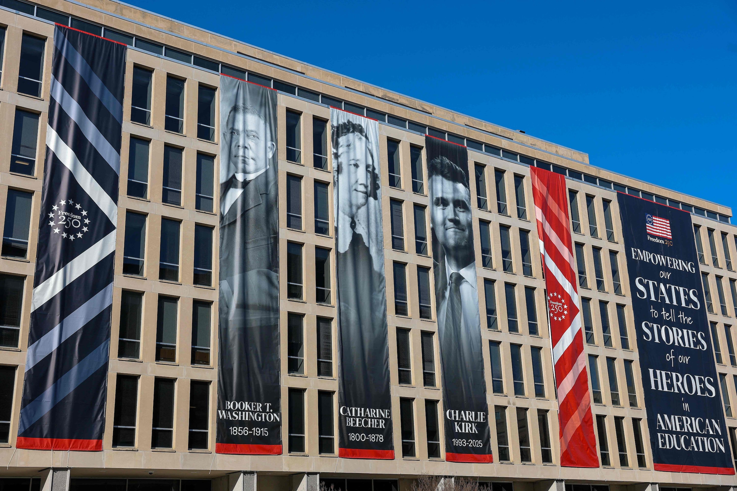 Live - Ministerie van Onderwijs hangt grote banner van Charlie Kirk aan ...