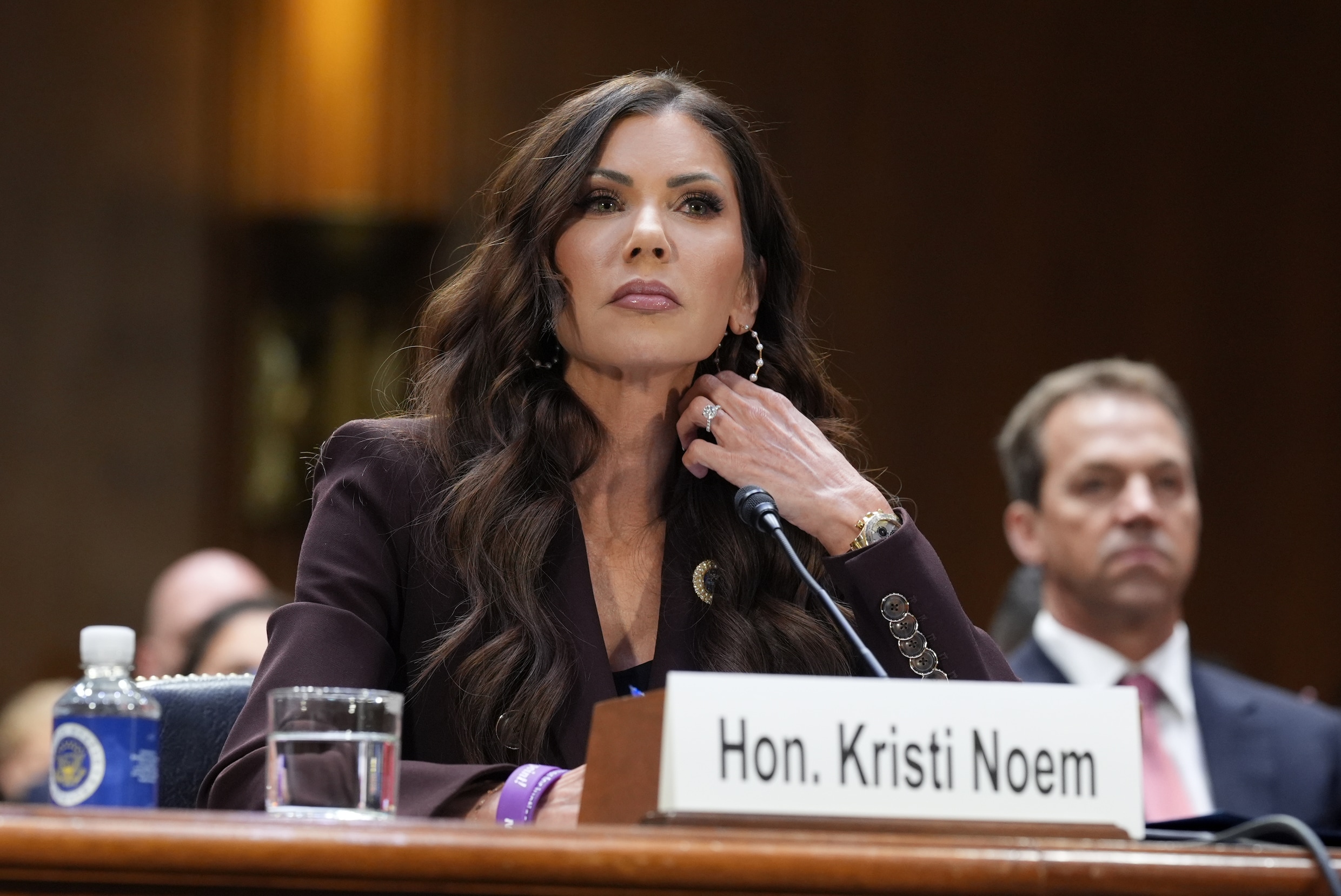 Californische gouverneur Newsom spot met ontslag van Kristi Noem: ‘Uit ...