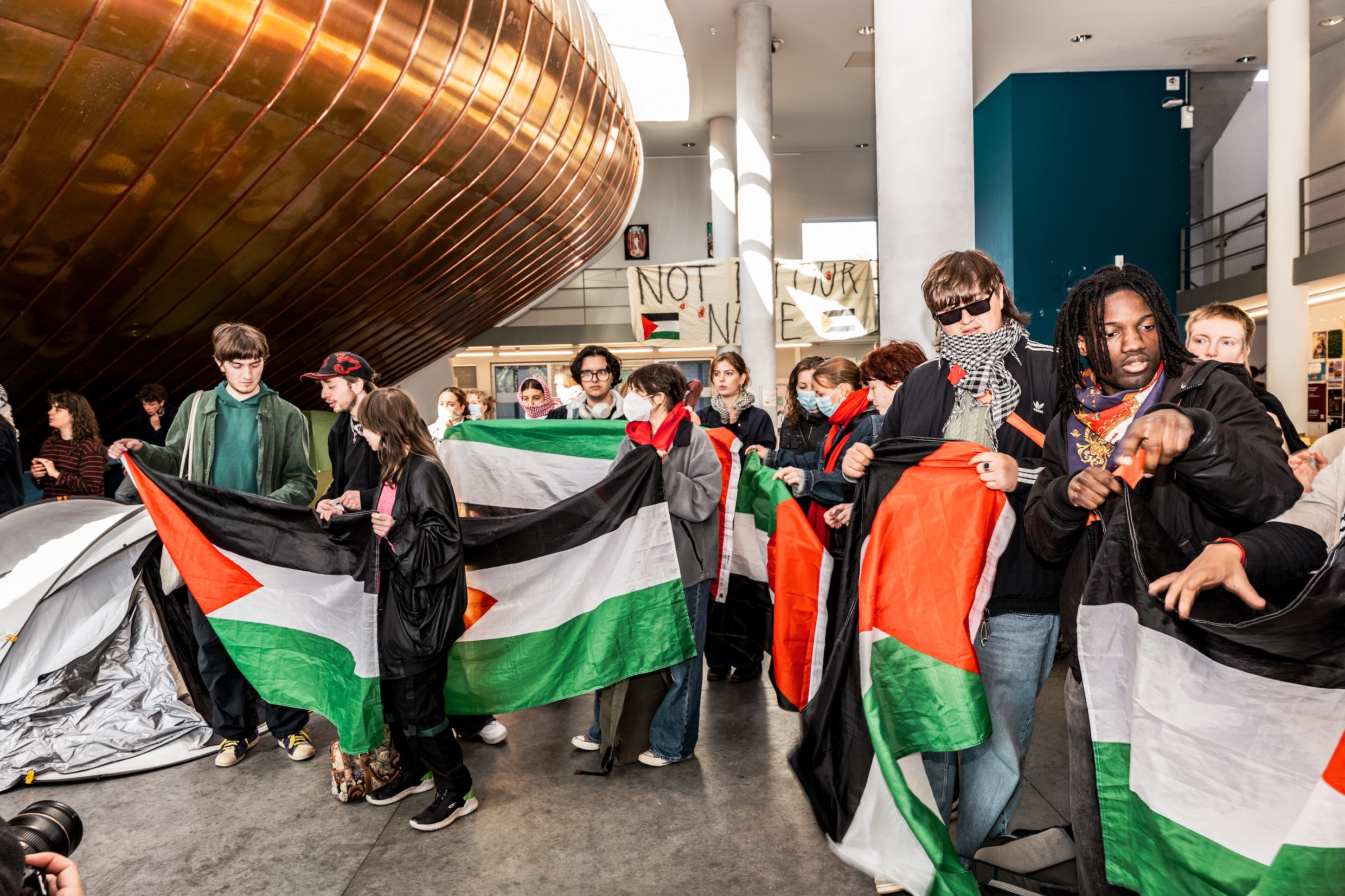 Ruim 100 pro-Palestijnse actievoerders bezetten UGent-gebouw aan ...