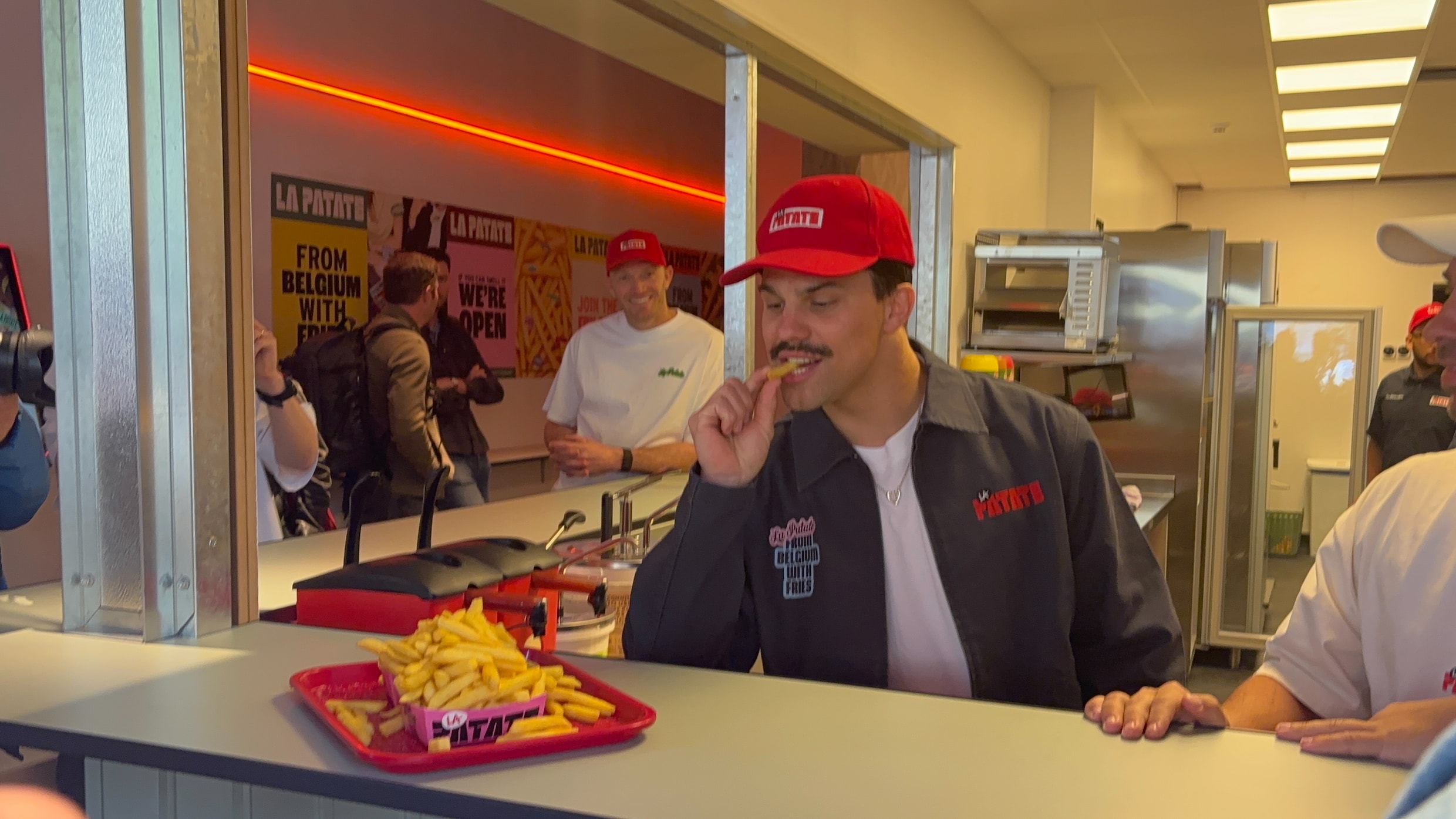 Average Rob opent frituur ‘La Patate’ in Antwerpen: ‘Terug naar de ...