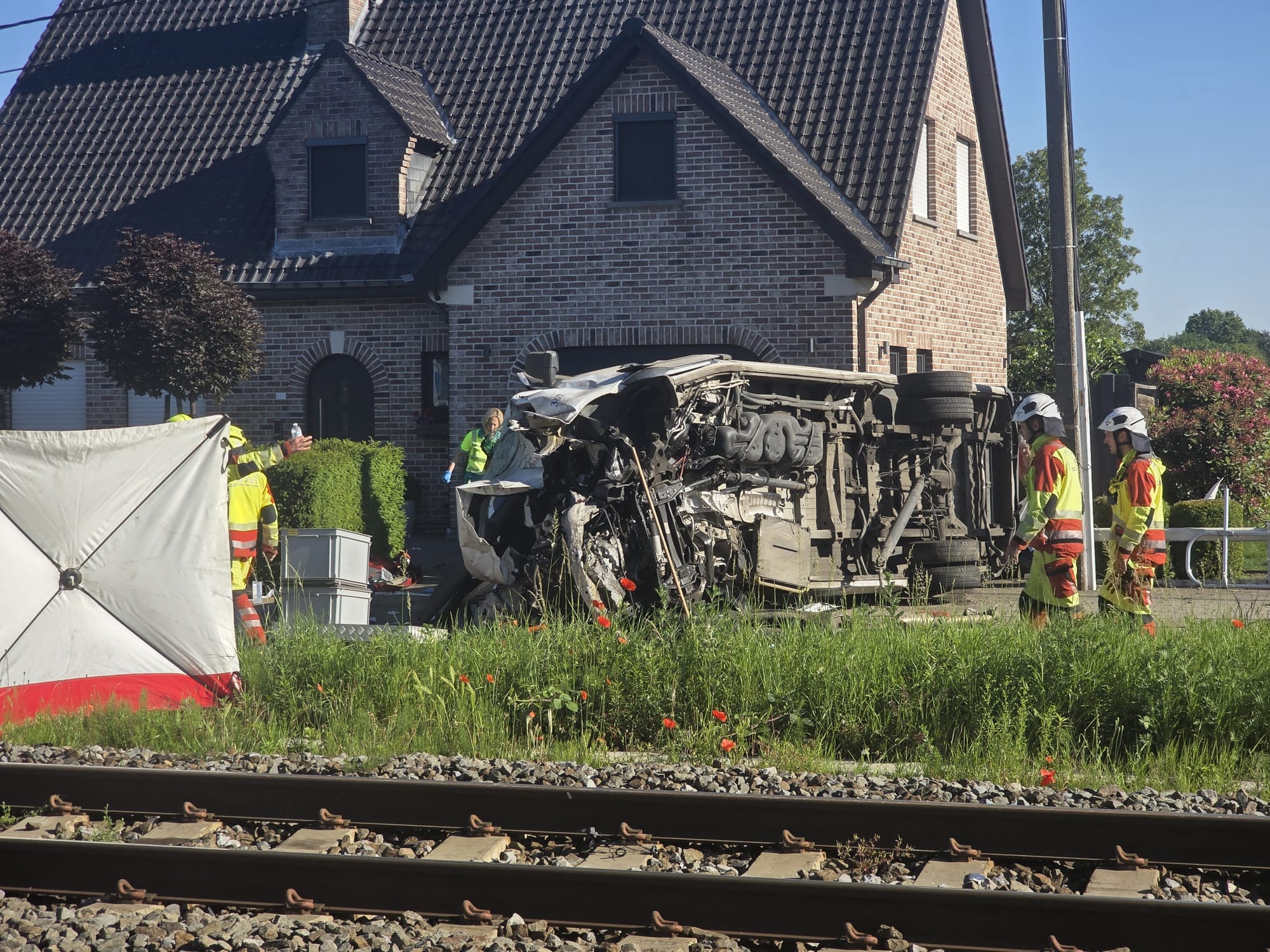 Live - Ongeval Buggenhout. Twee kinderen van 12 en 15 jaar, begeleider ...