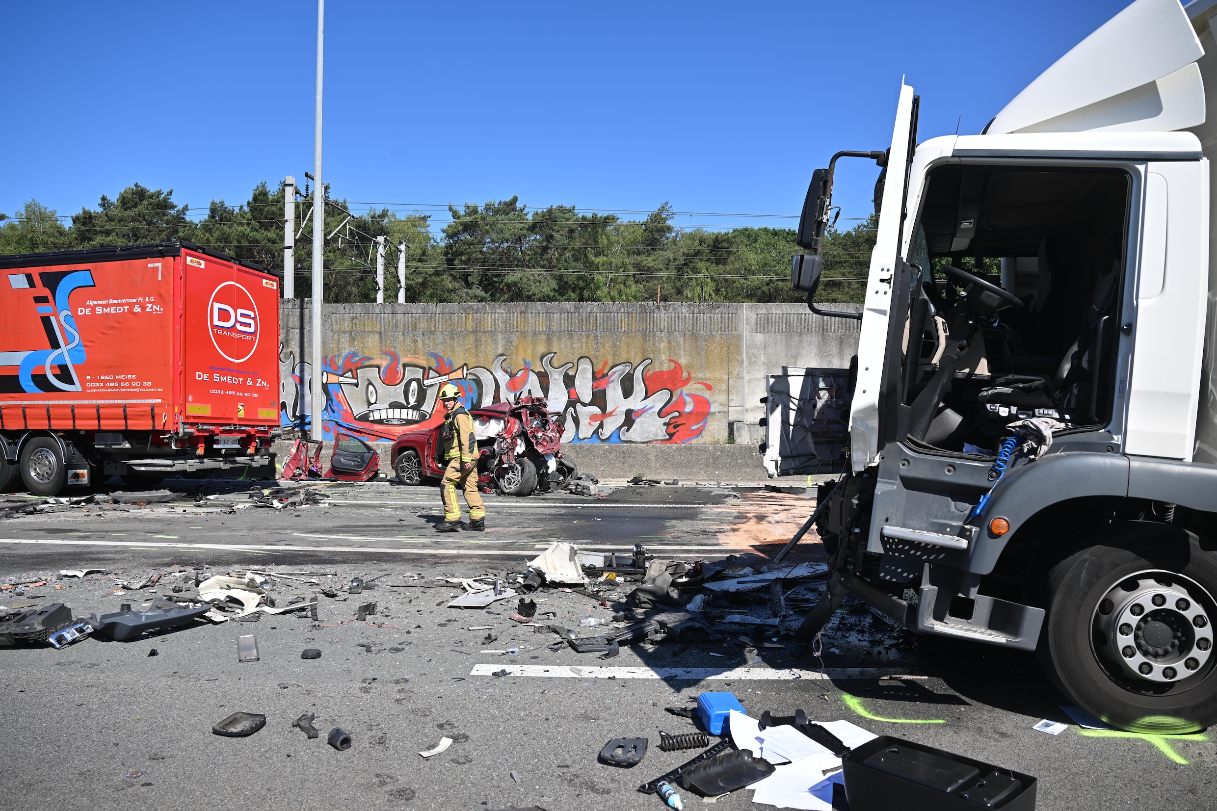 Kettingbotsing op E19: een dode en vier gewonden, snelweg urenlang ...