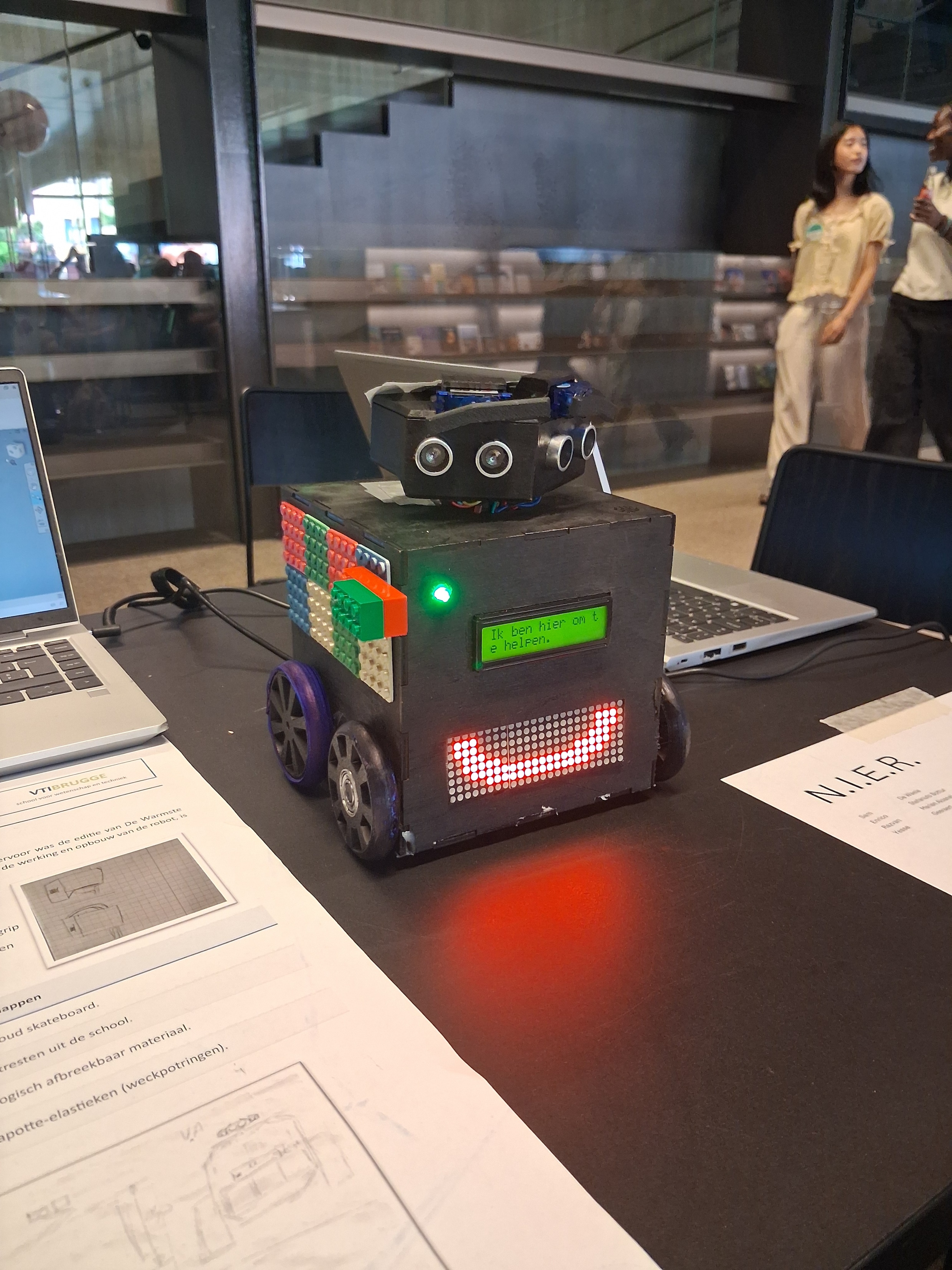 Middelbare scholieren lossen met robots de grote en kleine problemen ...
