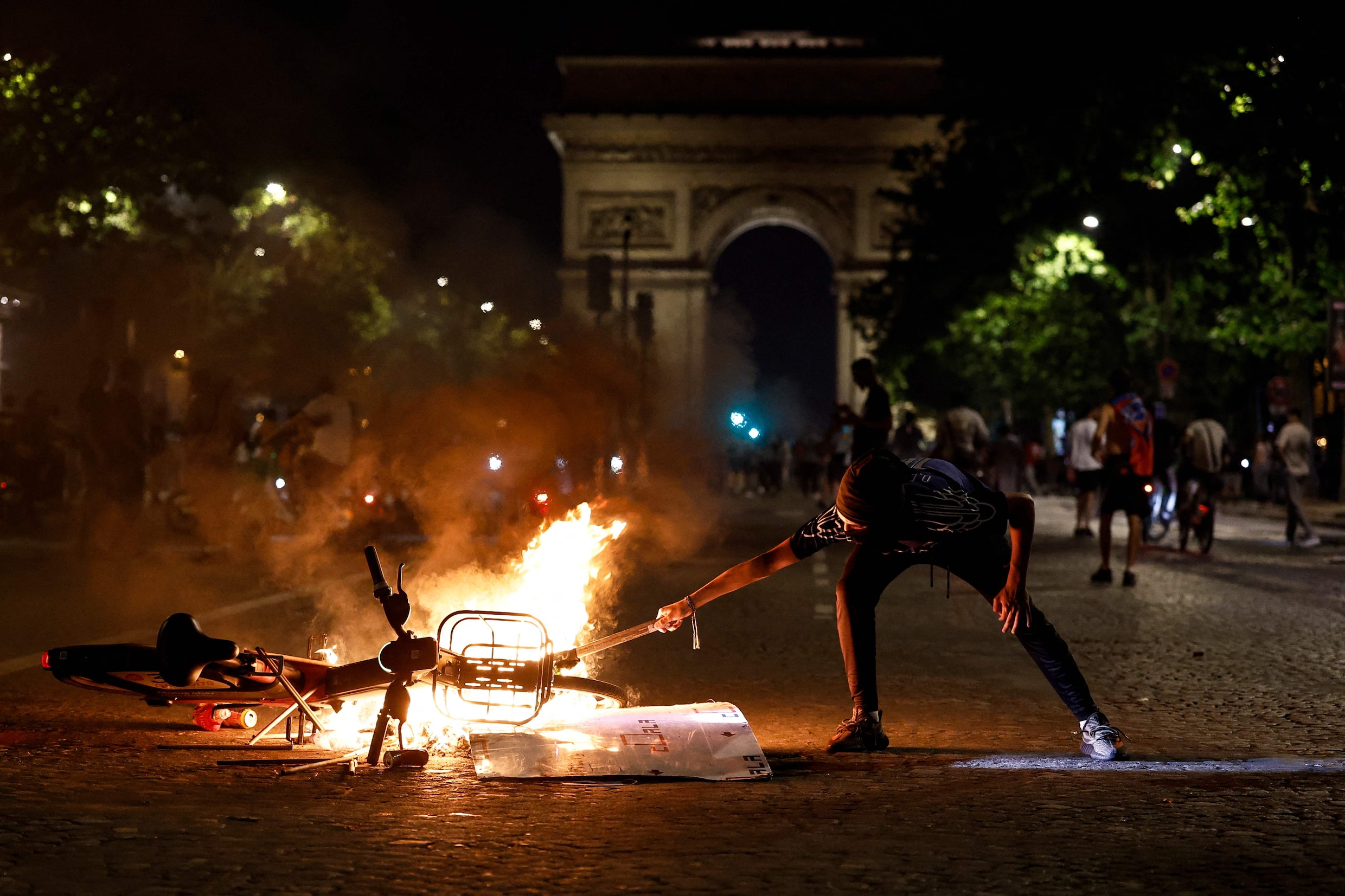 Huldiging PSG in Parijs gaat door, ondanks ‘guerrilla-oorlog’ na ...