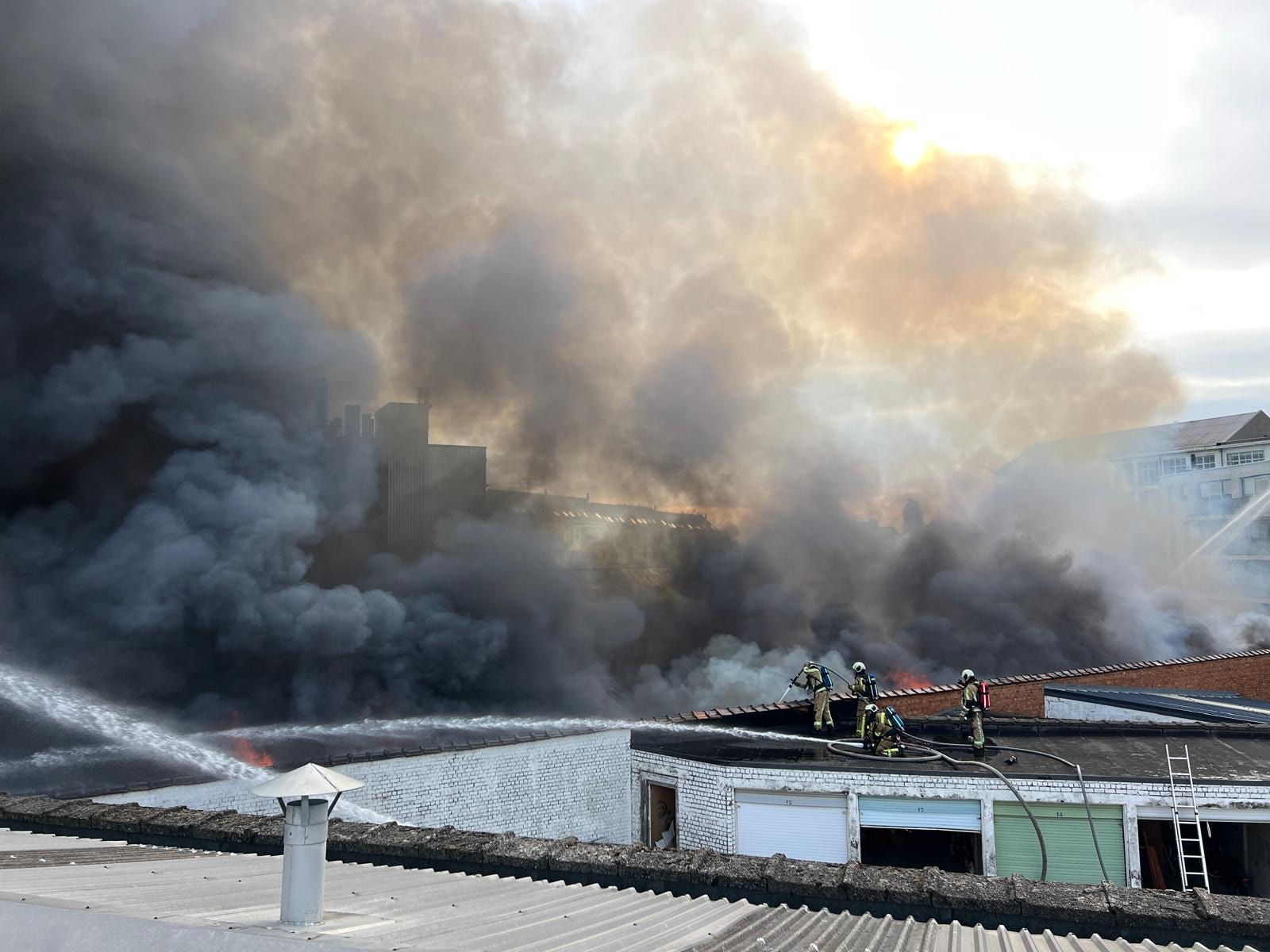 Hulpdiensten vinden nog eens 2 lichamen onder puin van zware brand in ...