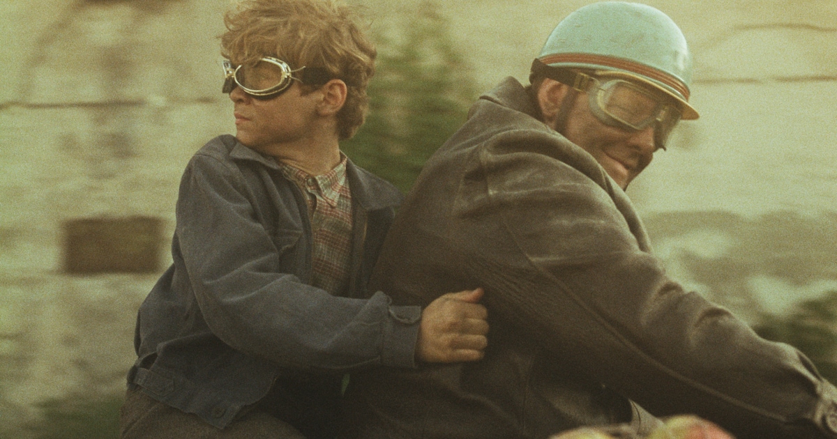 ‘Orphan’ is een prachtige coming-of-agefilm, vermomd als een historisch ...