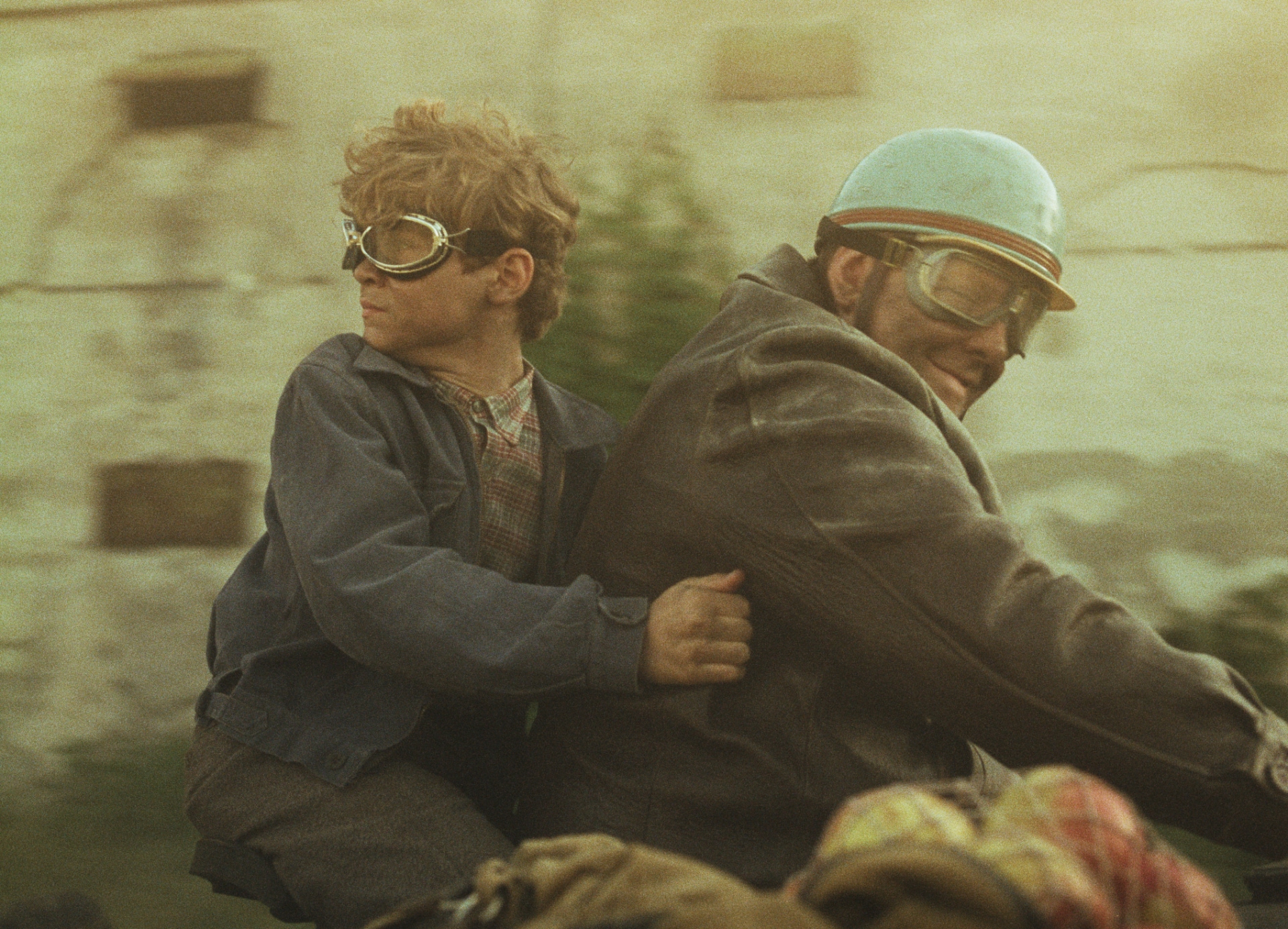 ‘Orphan’ is een prachtige coming-of-agefilm, vermomd als een historisch ...
