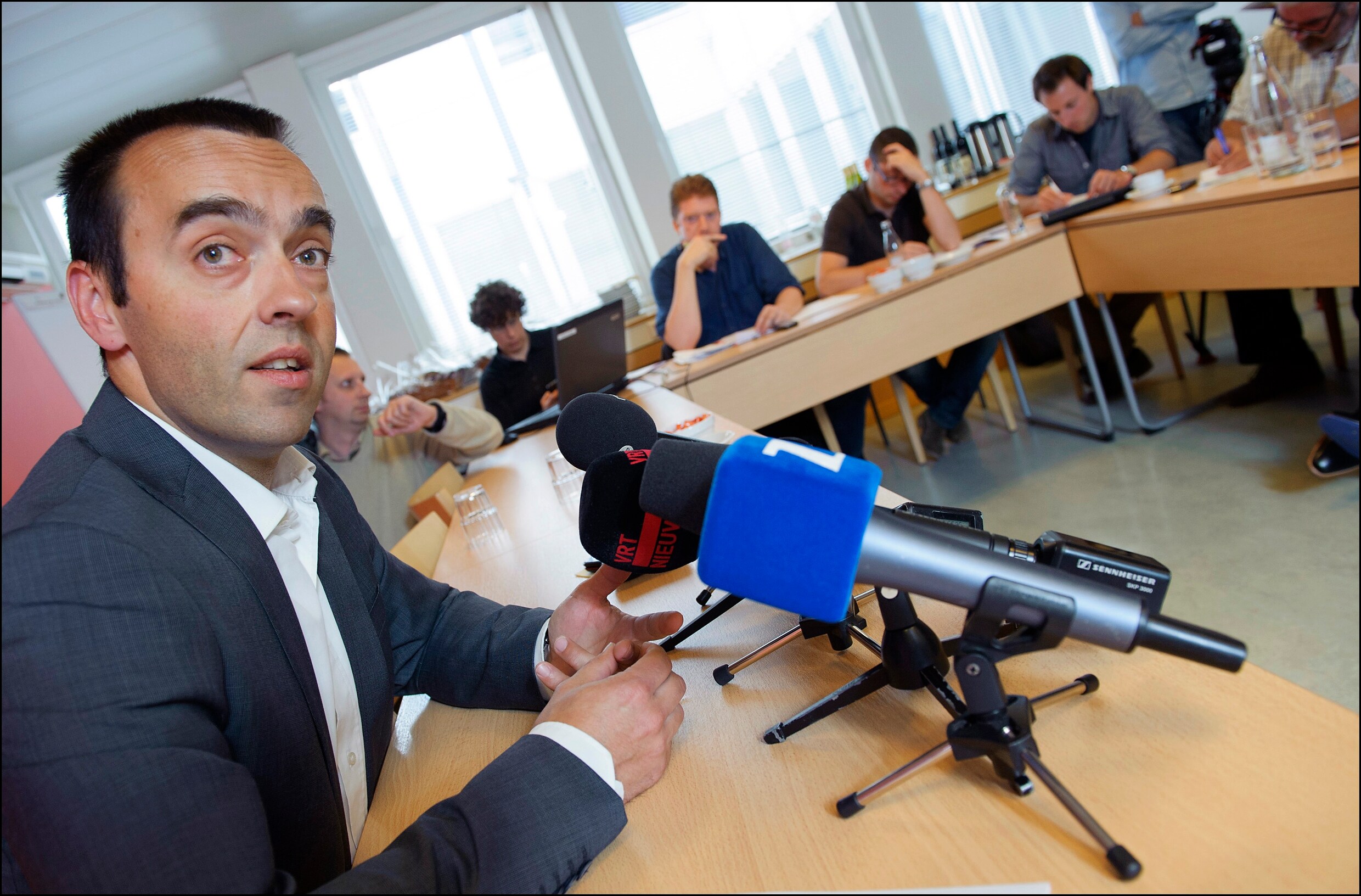 "Federale regering moet snel deposito- en zakenbanken splitsen" | De Morgen