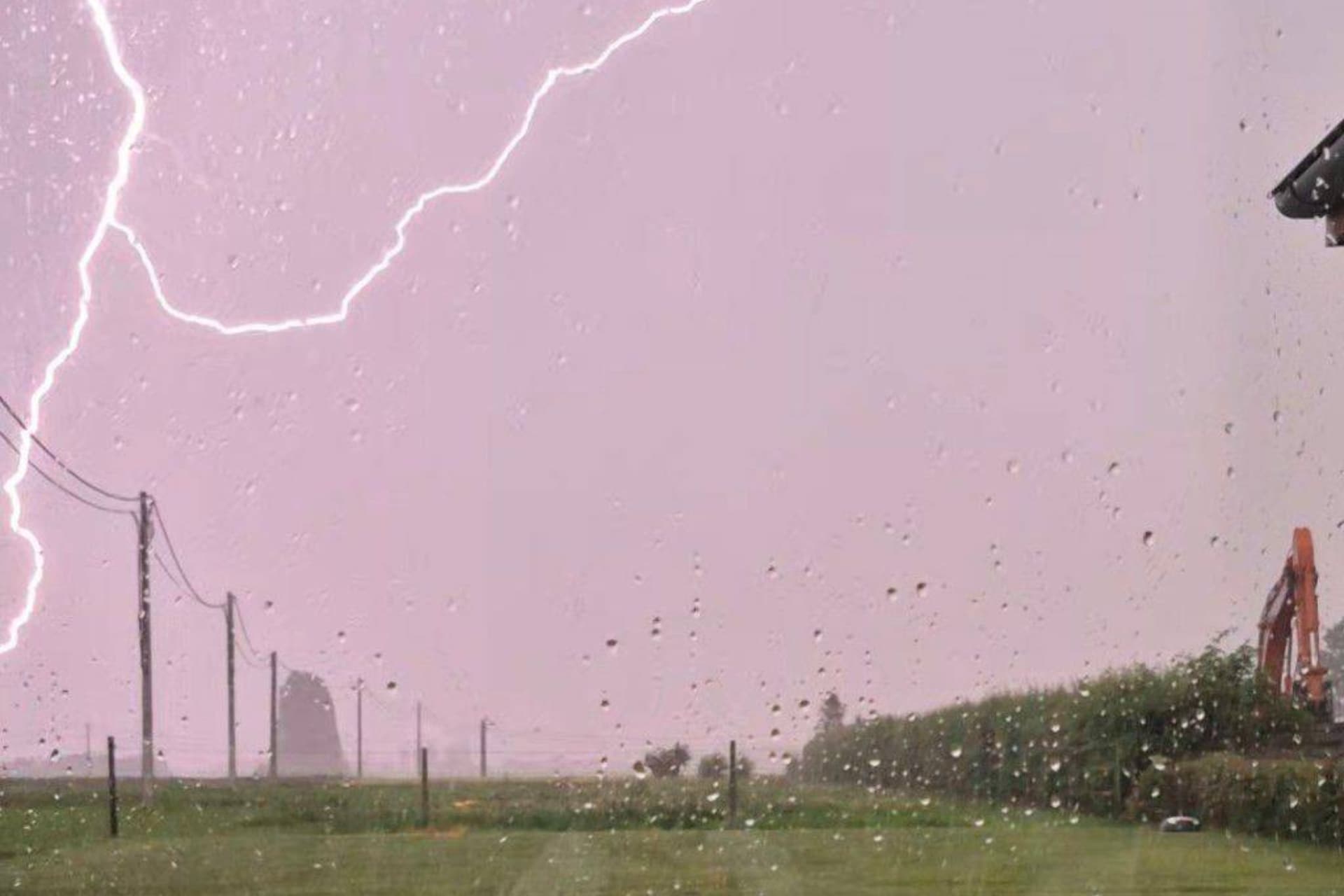 Live - Onweer barst los in Oost- en West-Vlaanderen • Nieuw dagrecord ...