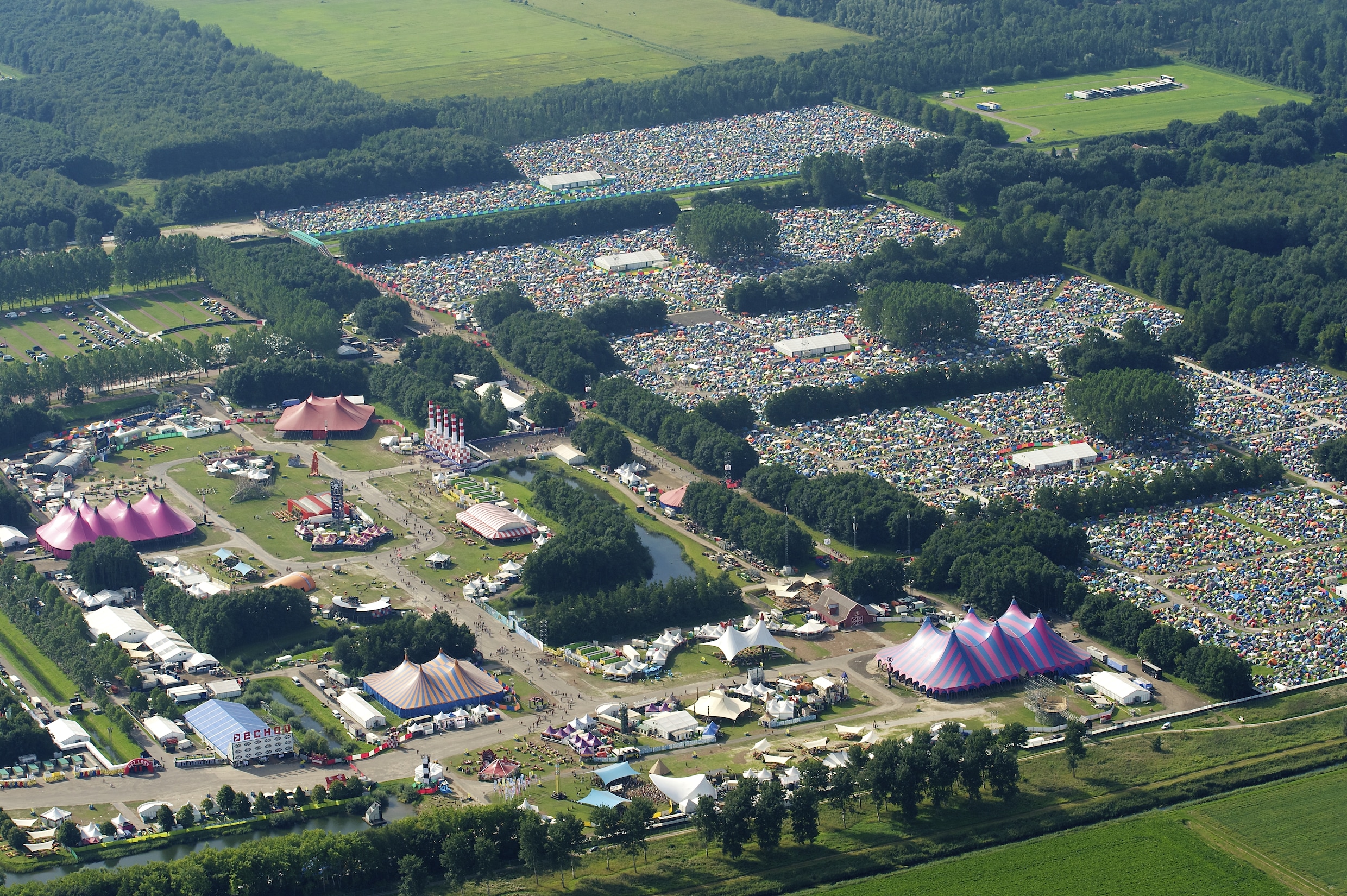Moet Lowlands de Alpha-tent niet eens gaan afbreken? | De Morgen