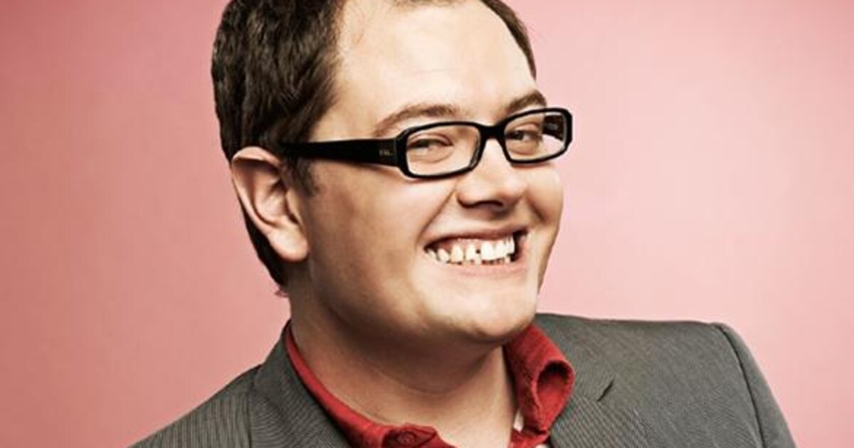Britse komiek en presentator Alan Carr treedt voor het eerst op in ...