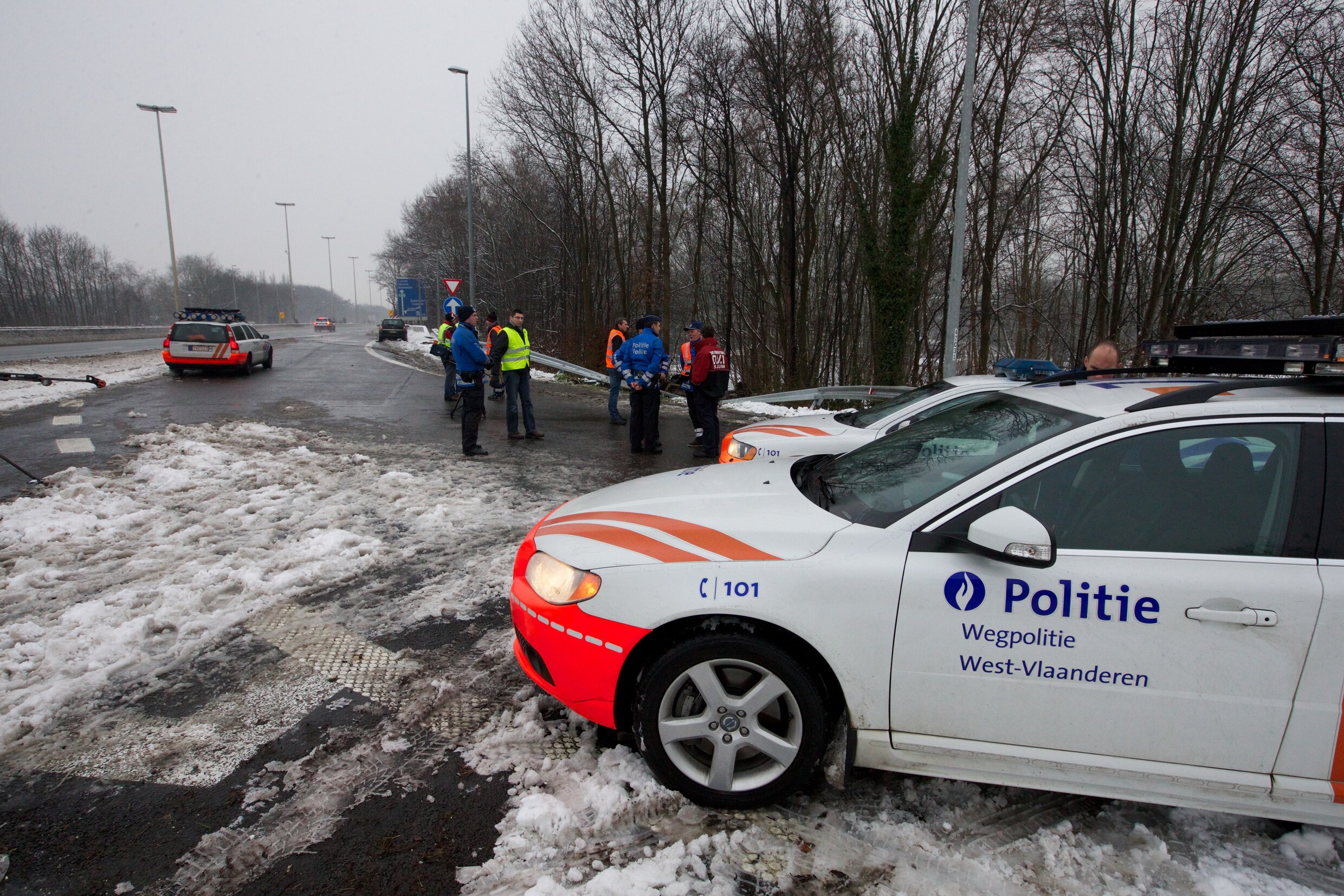 Drie doden bij ongeval met minibus op E40 in Loppem | De Morgen